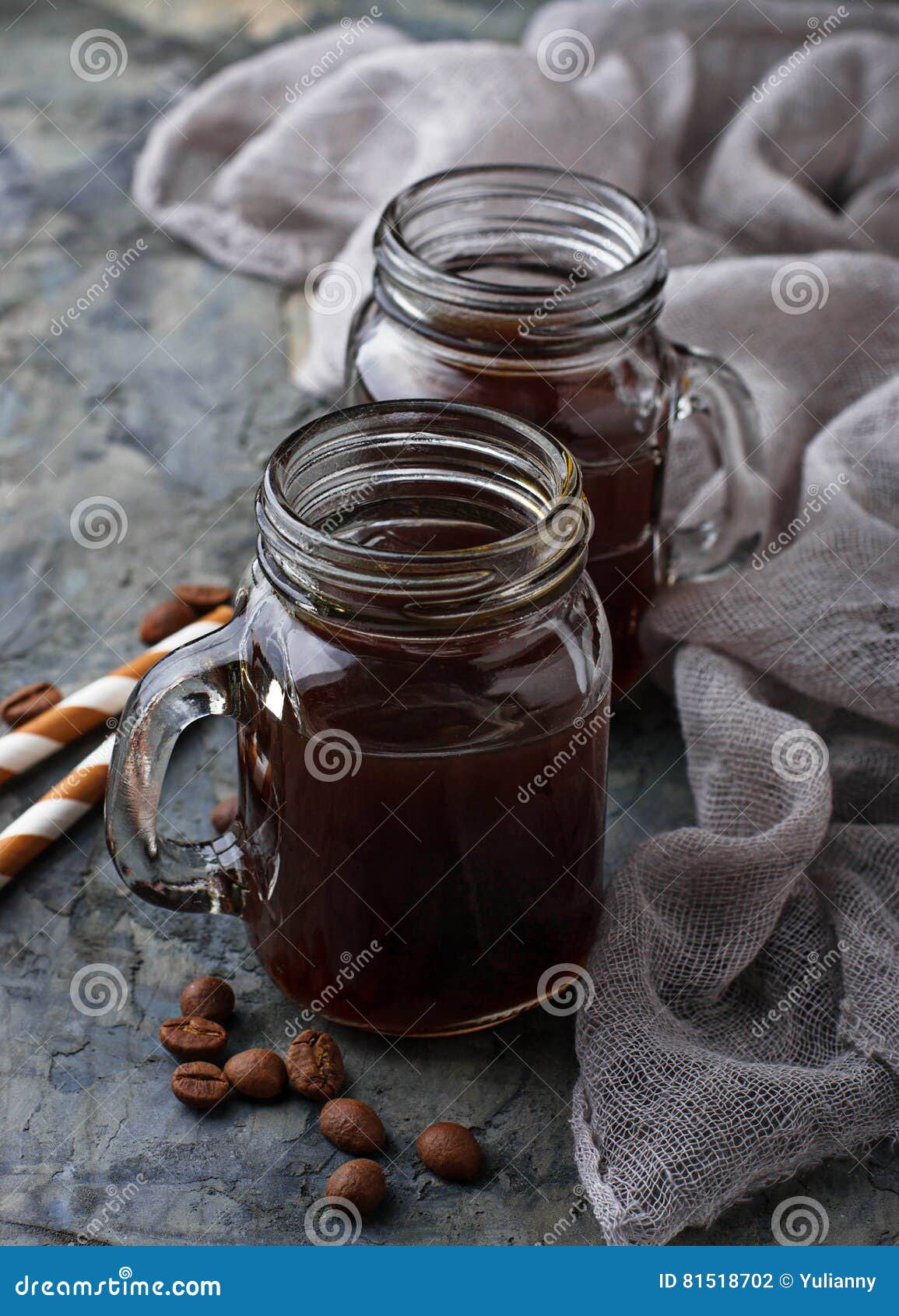 Kaffee mit Milch im Glas stockfoto. Bild von erfrischung - 81518702