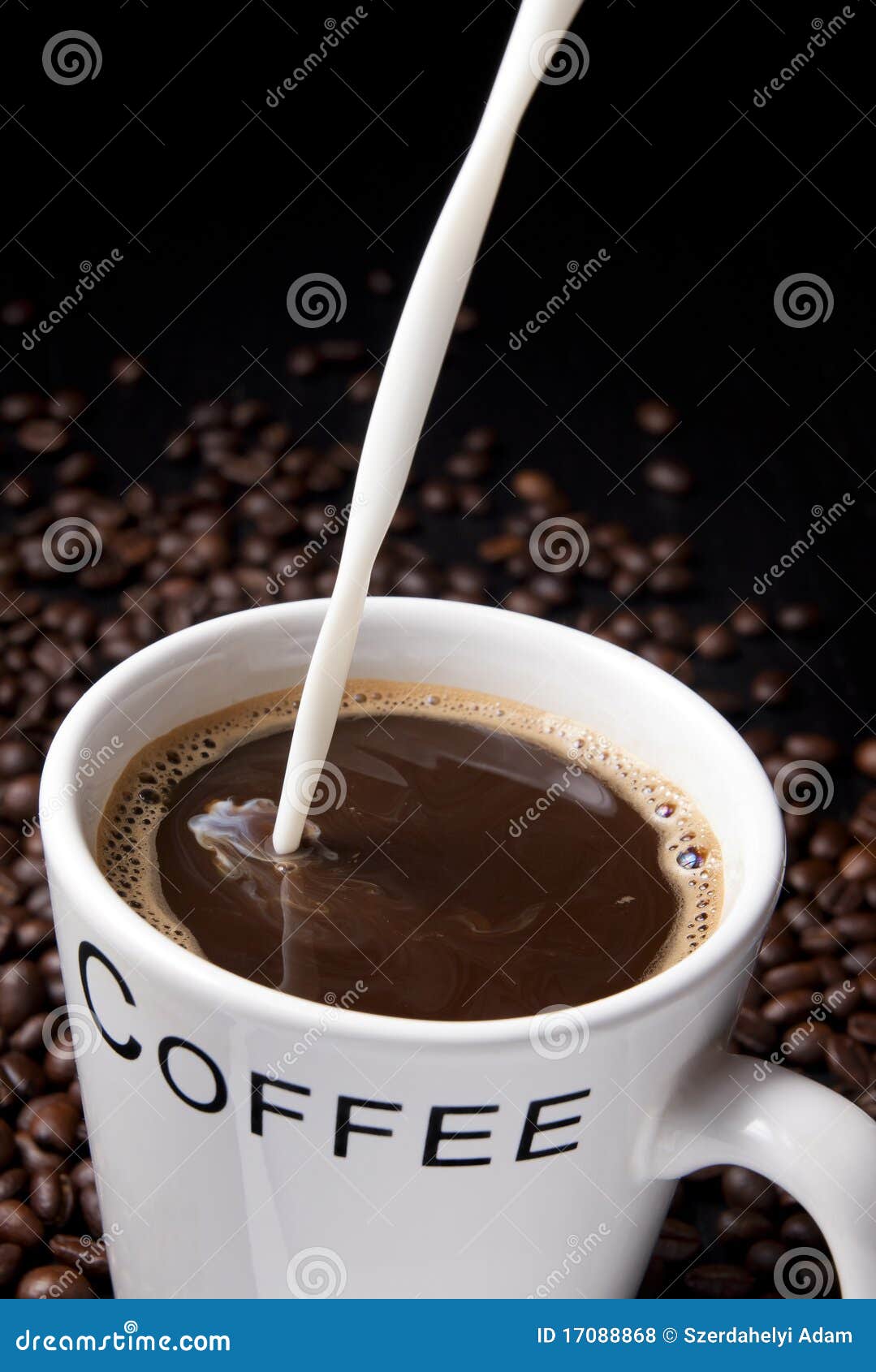 Kaffee und Milch stockfoto. Bild von getrennt, becher - 17088868