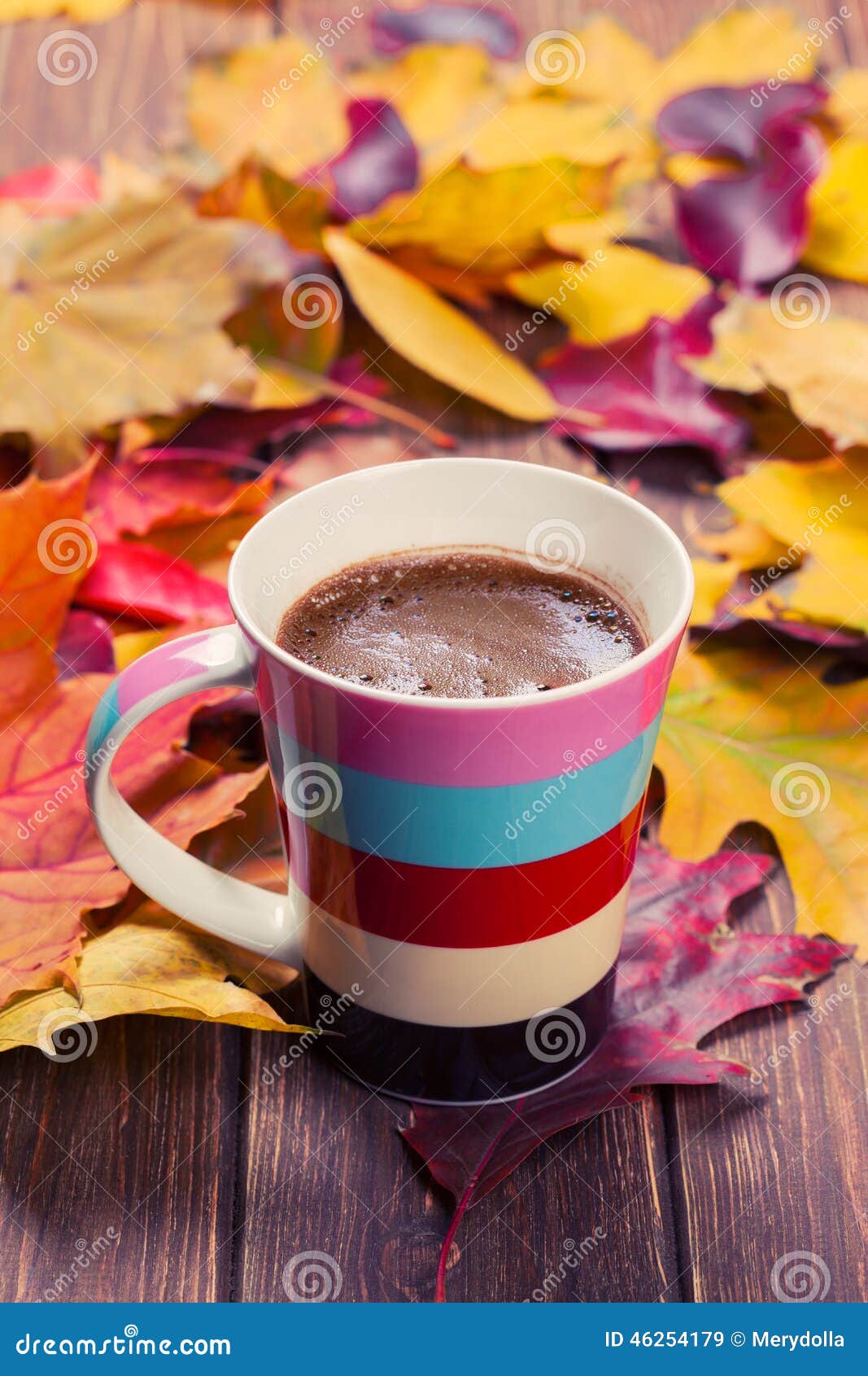 Kaffeetasse Auf Dem Herbst Stock-Fotos - Laden Sie 260 Royalty-Free ...