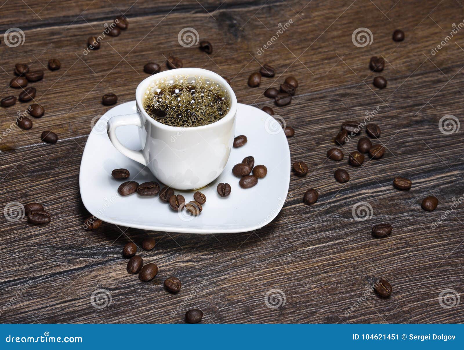 Kaffeetasse Mit Frischem Kaffee Auf Einem Holztisch Stockbild - Bild ...