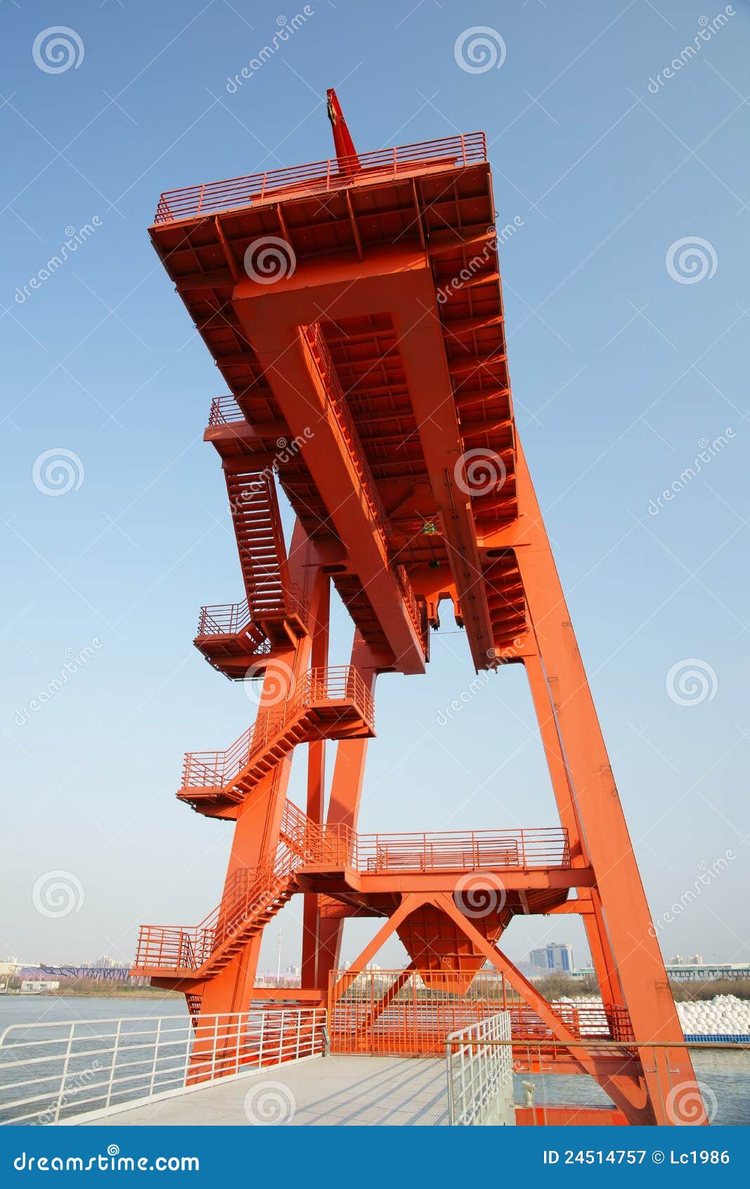 Kaikran Im Vertikalen Aufbau Stockbild - Bild von einfuhr, kanal: 24514757