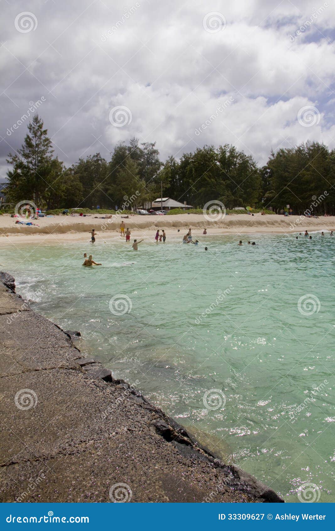 Kailua Beachgoers editorial photography. Image of tourism - 33309627