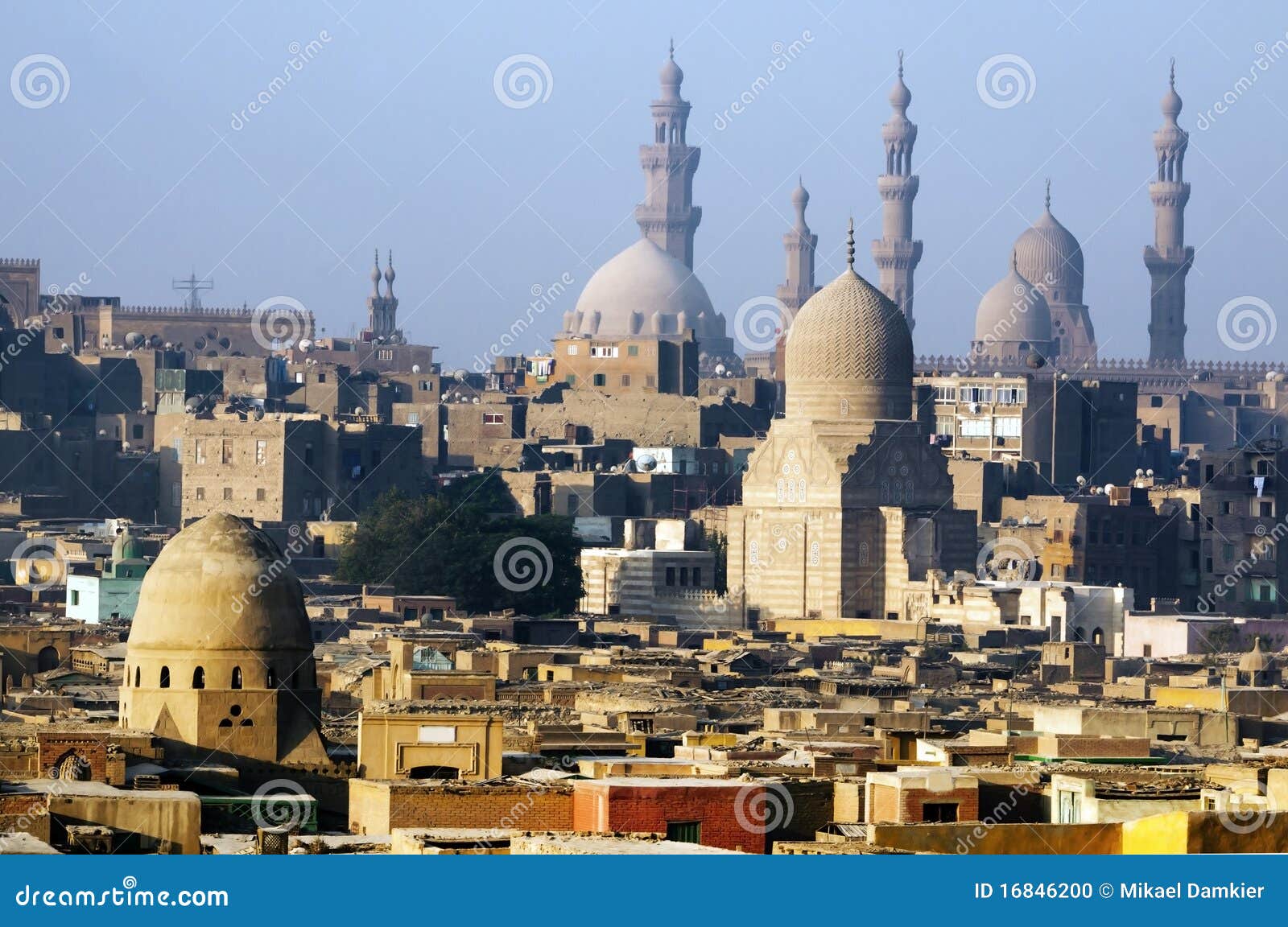Kairo-Stadt Skyline Und Pyramiden Stockfoto - Bild von afrika, nebel ...
