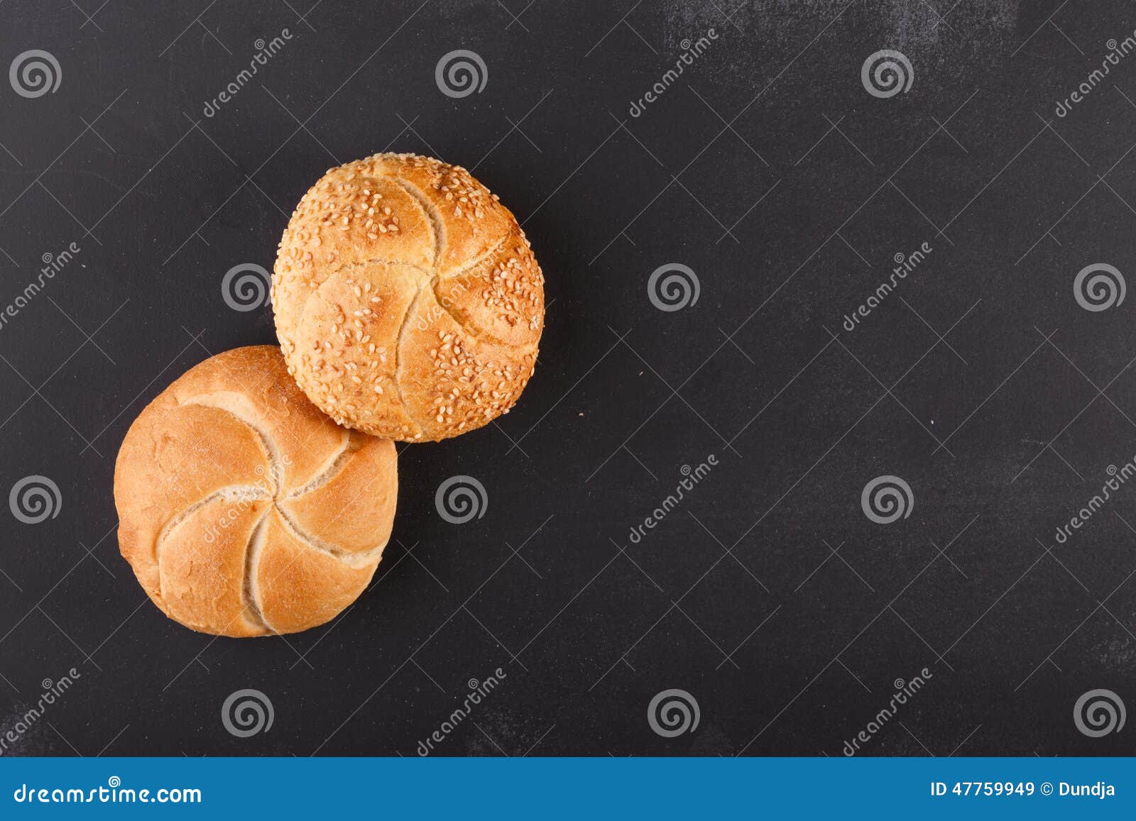 Kaiser-Brot Auf Dunkler Tafel Stockbild - Bild von karotte, korn: 47759949