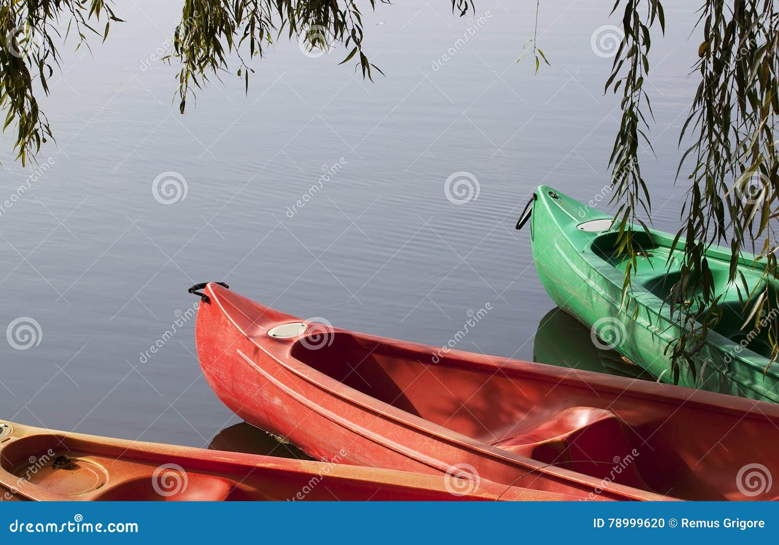 Kajaks foto de archivo. Imagen de sombra, color, colorido - 78999620