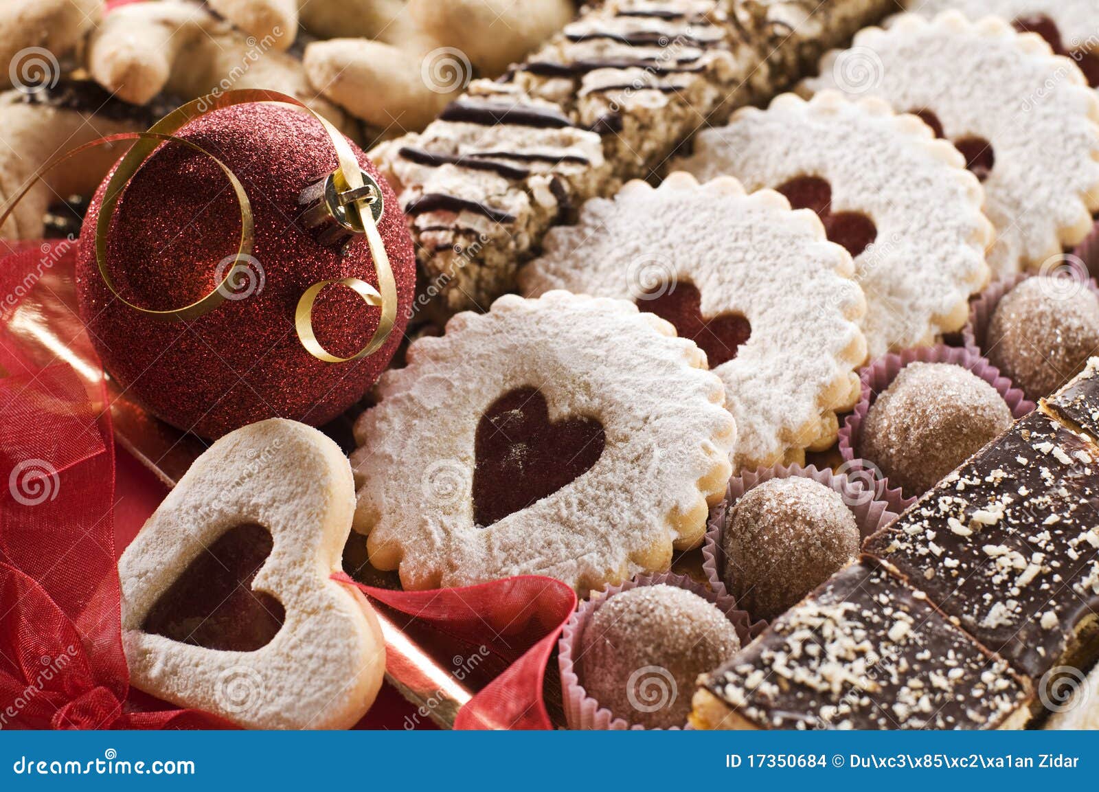 Kakor arkivfoto. Bild av rött, prydnadar, efterrätt, socker - 17350684