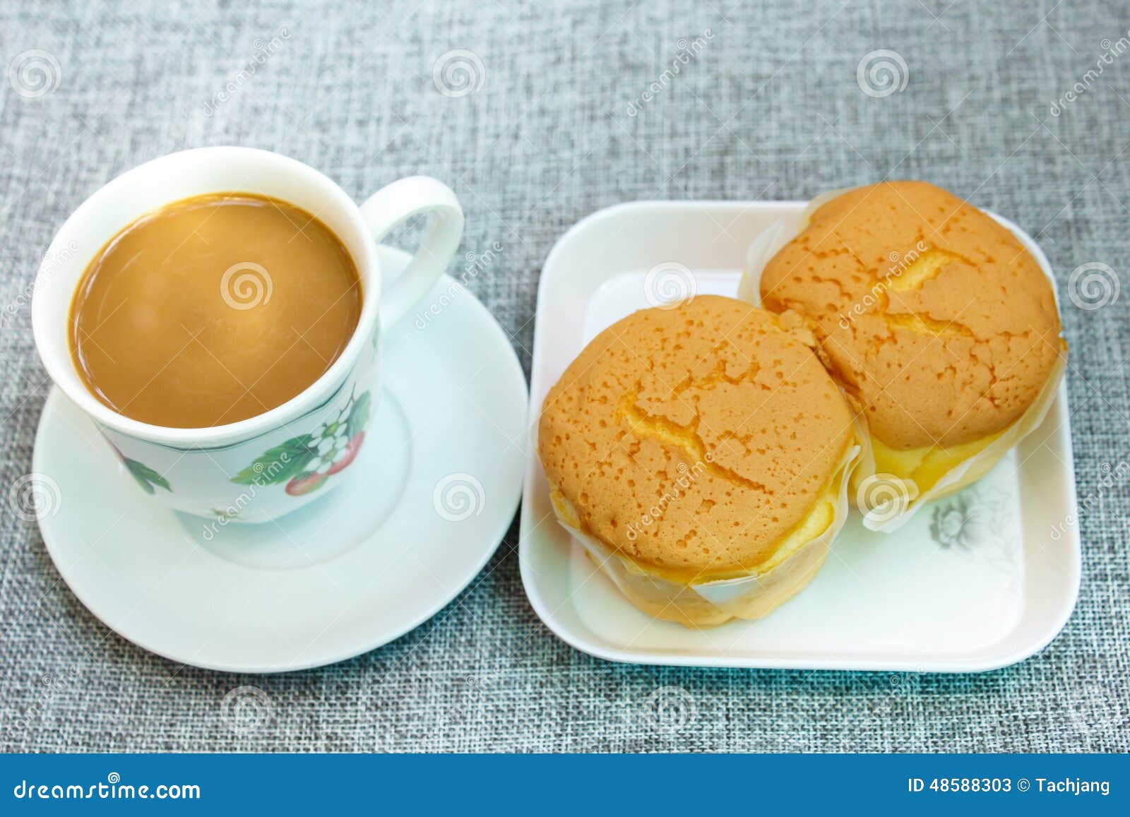 Kakor, mjuk kaka och kaffe fotografering för bildbyråer. Bild av kaffe ...