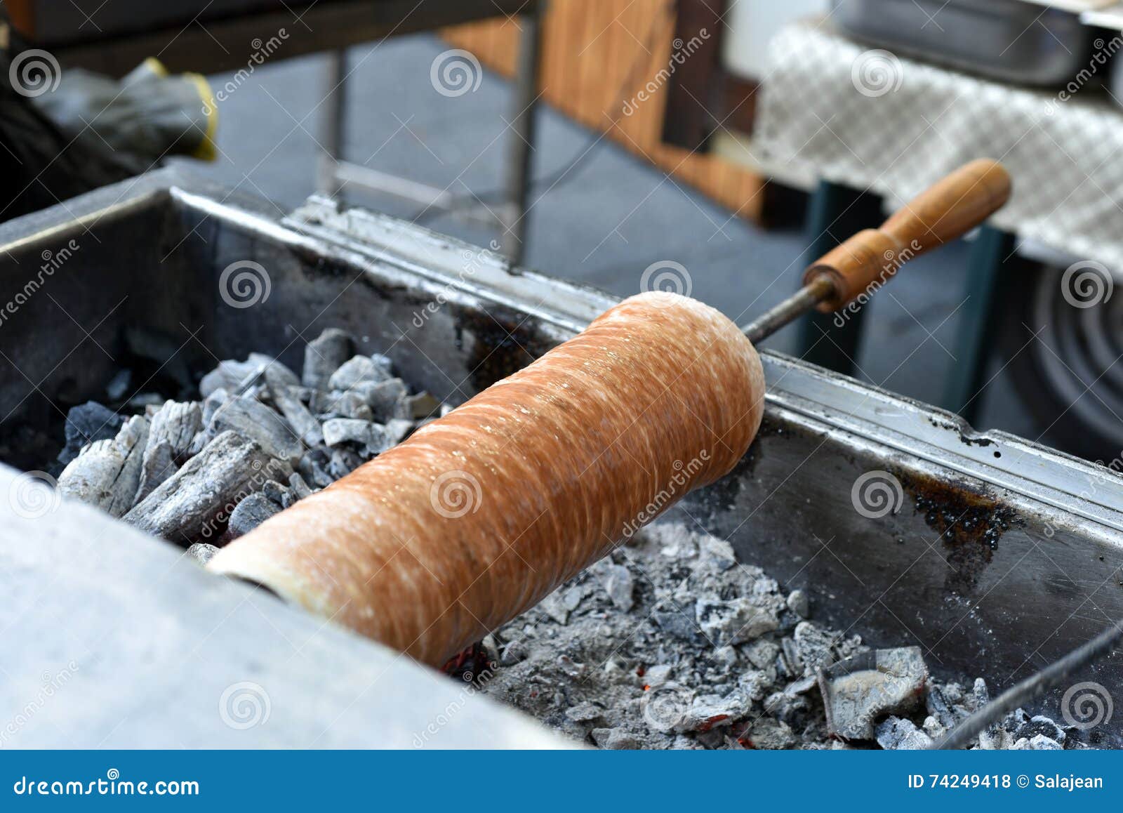 Kalacs De Kurtos, El Dulce Típico De Budapest Foto de archivo - Imagen ...