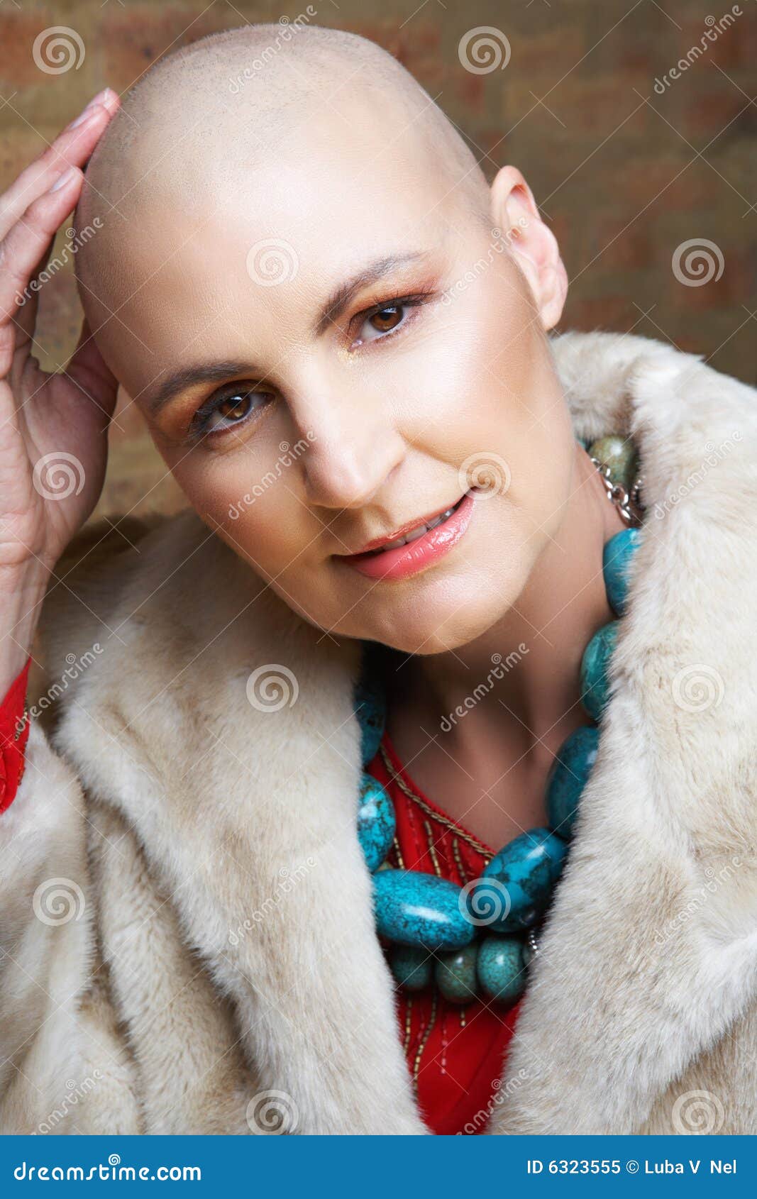 Kale vrouw in bontjas stock afbeelding. Image of parels - 6323555