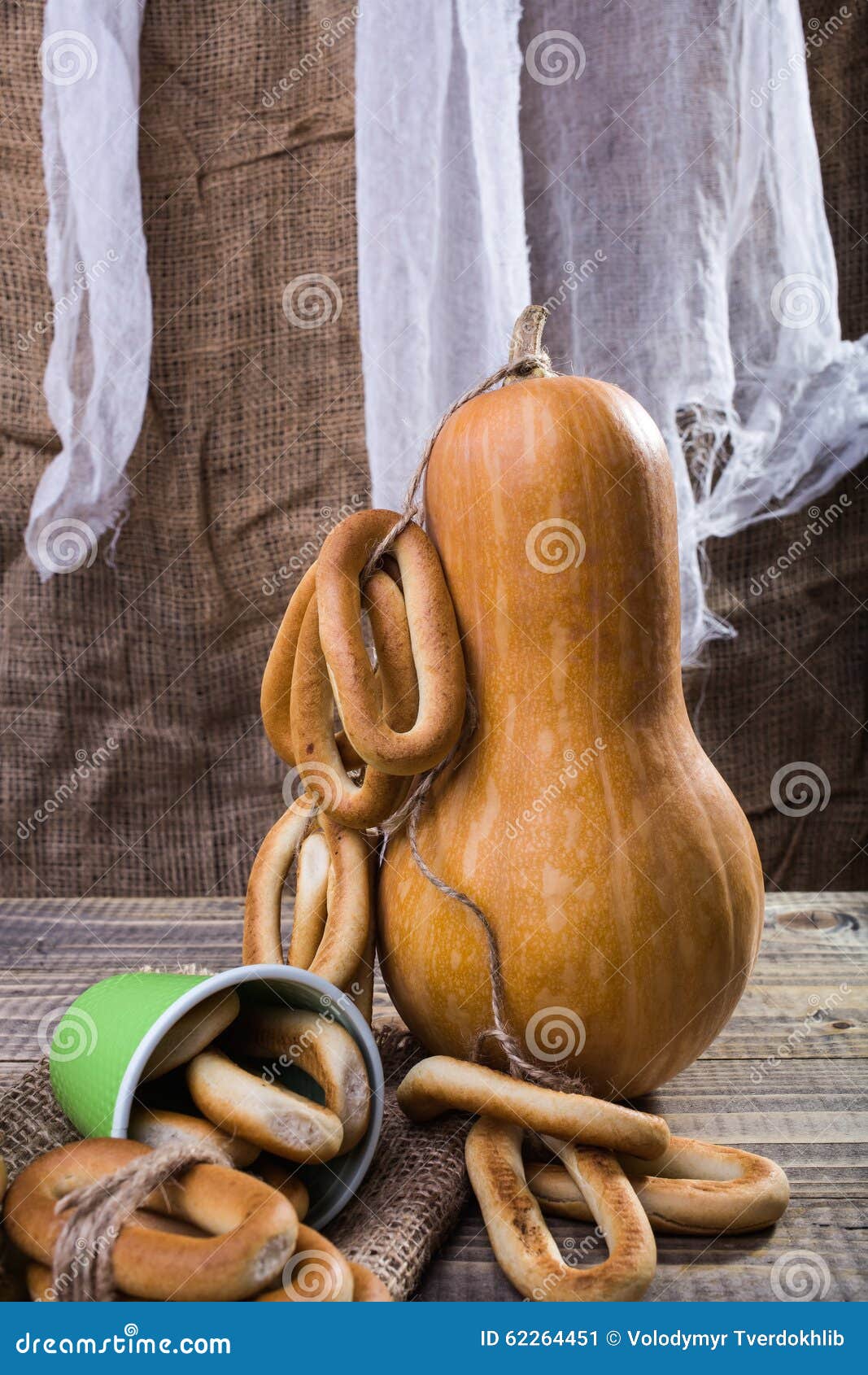 Kalebass Med Grupper Av Cracknels Fotografering för Bildbyråer - Bild ...