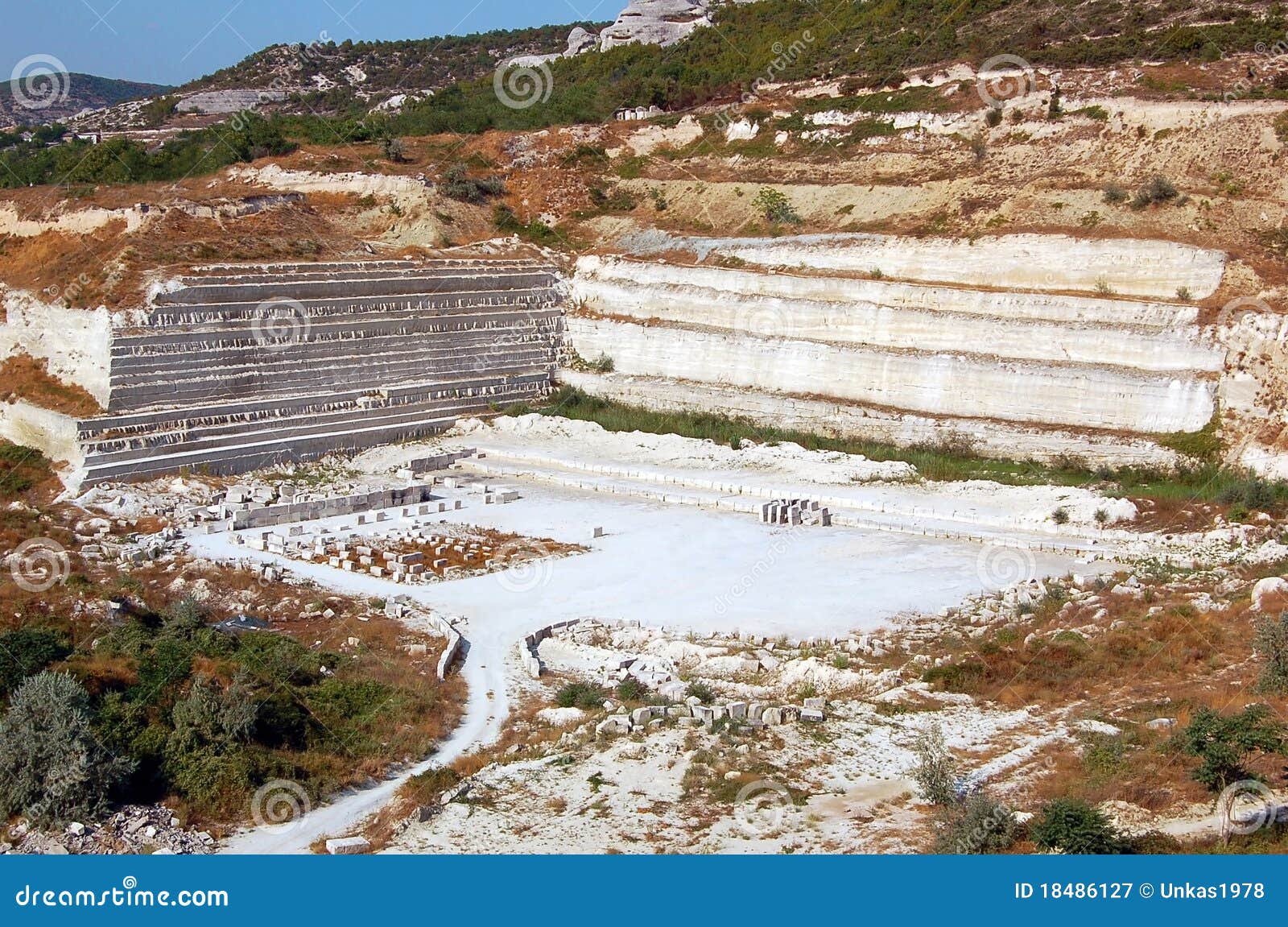 Kalksteen in steengroeve stock afbeelding. Image of steengroeve - 18486127
