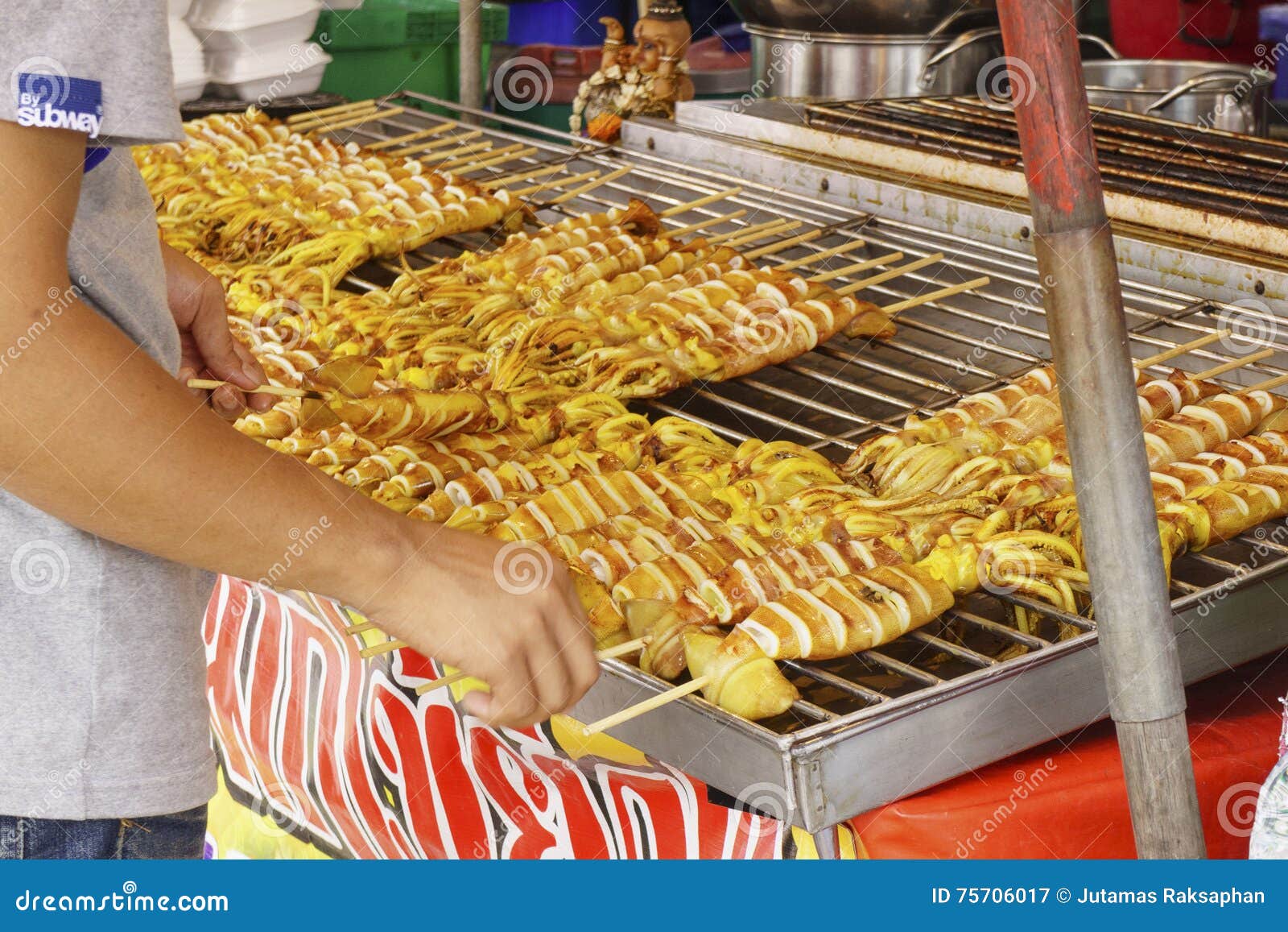 Kalmar auf dem Grill redaktionelles stockfotografie. Bild von leben ...