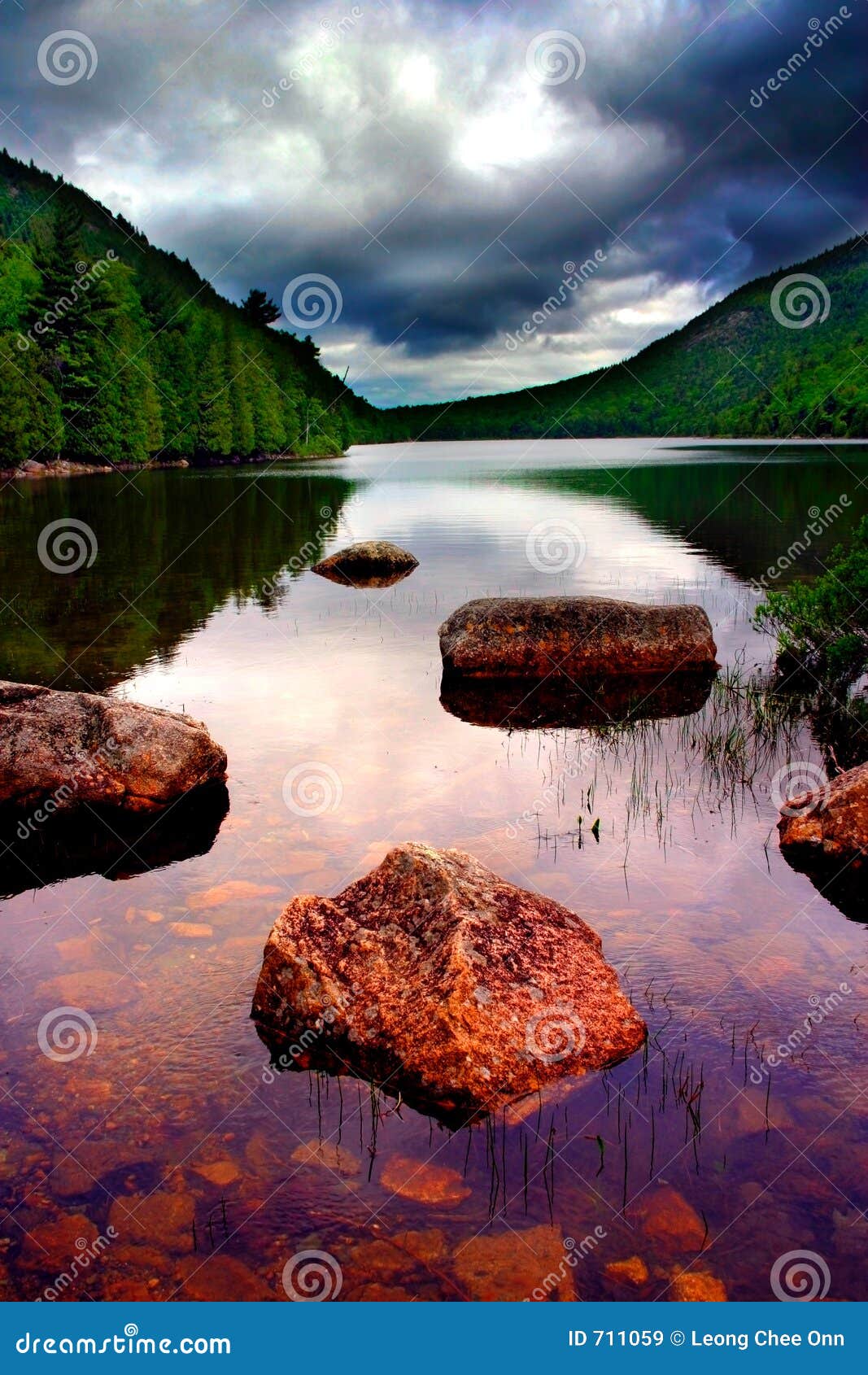 Kalmte stock afbeelding. Image of rotsen, licht, laag, onweer - 711059