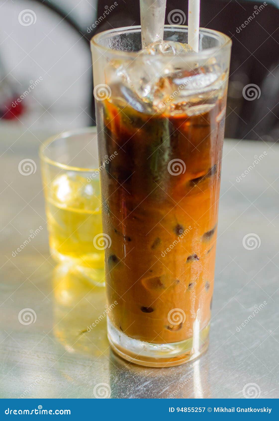 Kalter Kaffee Im Glas Auf Stahltabelle Stockbild - Bild von kalt ...