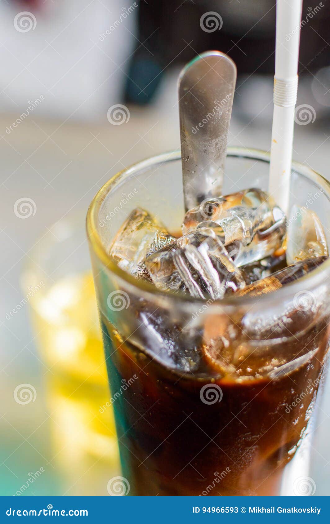 Kalter Kaffee Im Glas Auf Stahltabelle Stockbild - Bild von gefroren ...