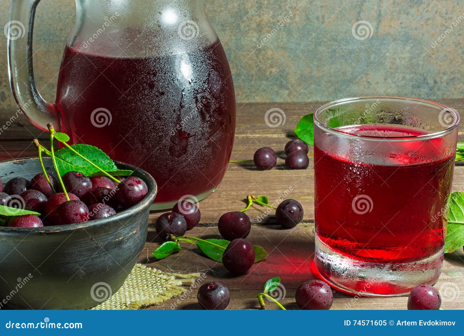 Kalter Kirschsaft in Einem Glas Und in Einem Pitcher Auf Holztisch ...