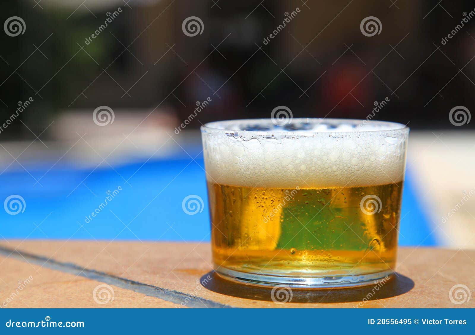 Kaltes Bier in Einem Swimmingpool Stockbild - Bild von feiertag ...