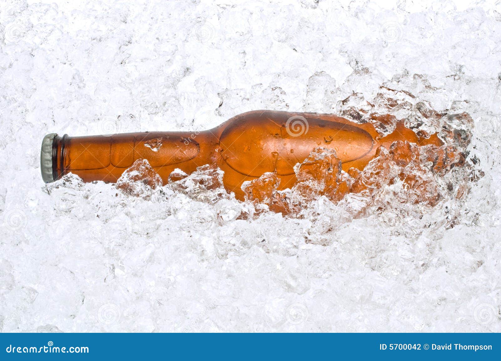 Kaltes Bier Nestled in Zerquetschtem Eis Stockfoto - Bild von gelb ...