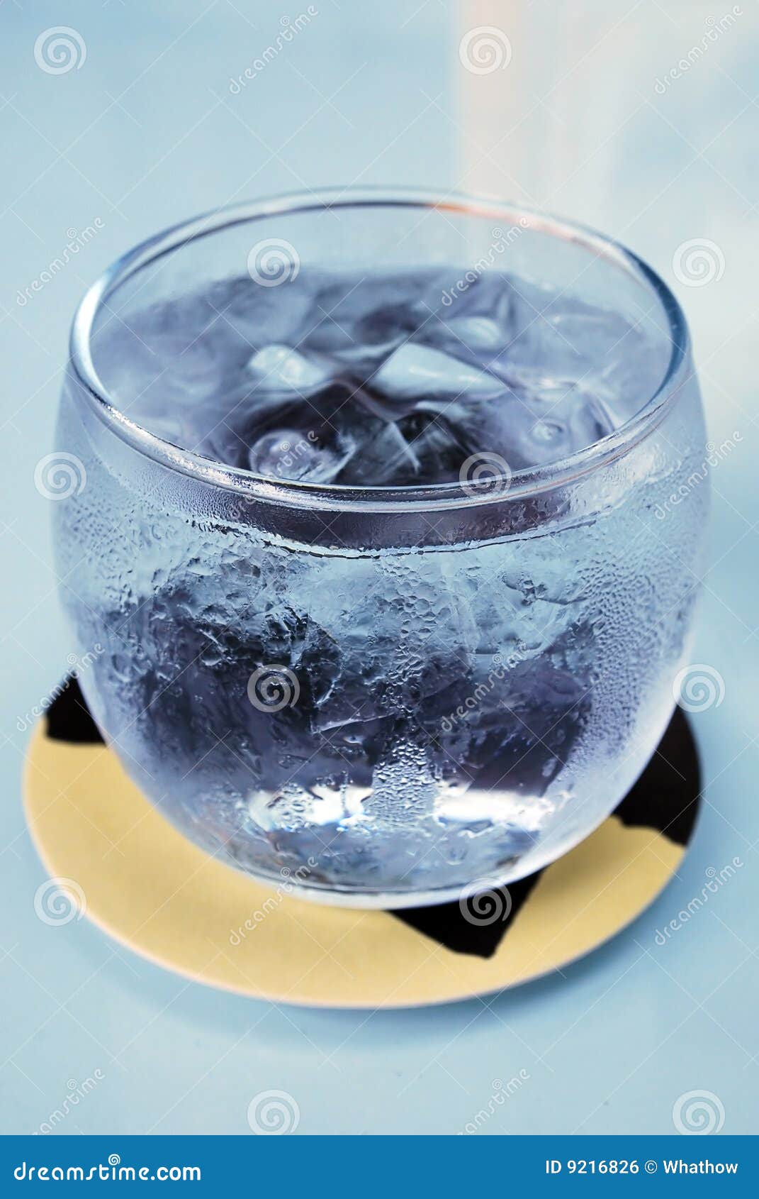 Kaltes Glas mit Eis-Wasser stockfoto. Bild von kalt, konzepte - 9216826