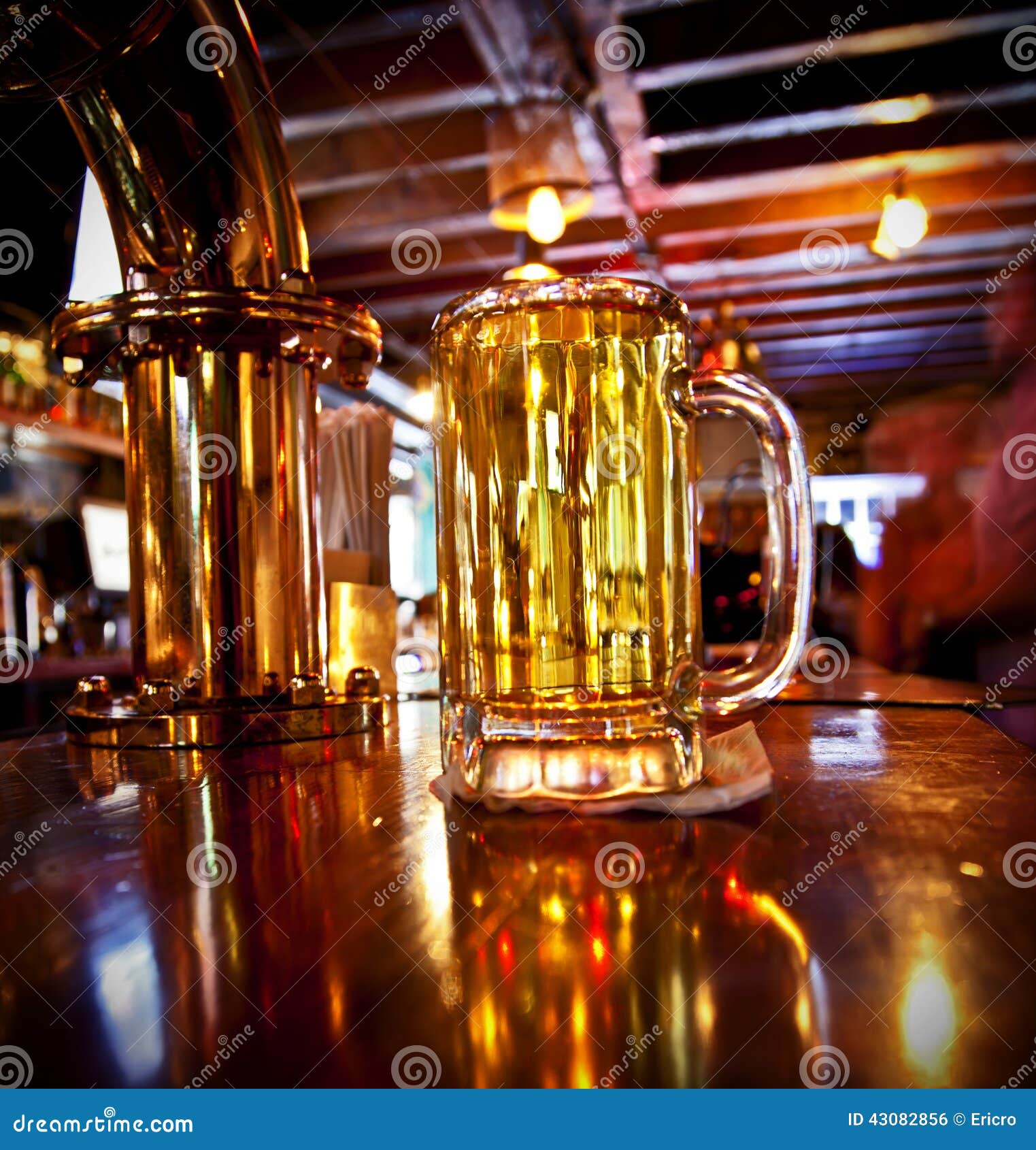 Kaltes Halbes Liter Bier Auf Einer Bar Stockfoto - Bild von schaum ...
