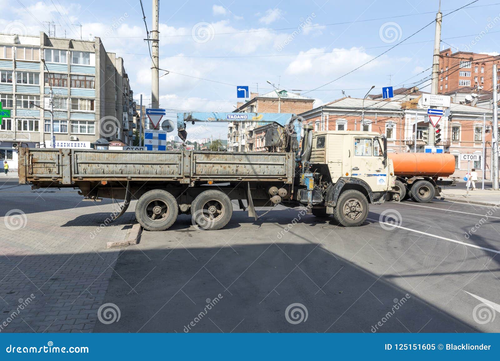 Kamaz 5320 s Kran imagen editorial. Imagen de plataforma - 125151605