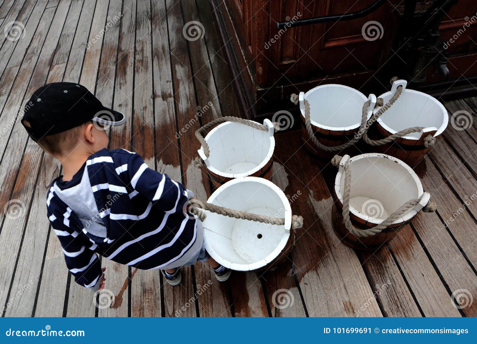 Kameradschaftliche Tragende Wasser-Eimer Auf Cutty Sark Bild. Bild ...