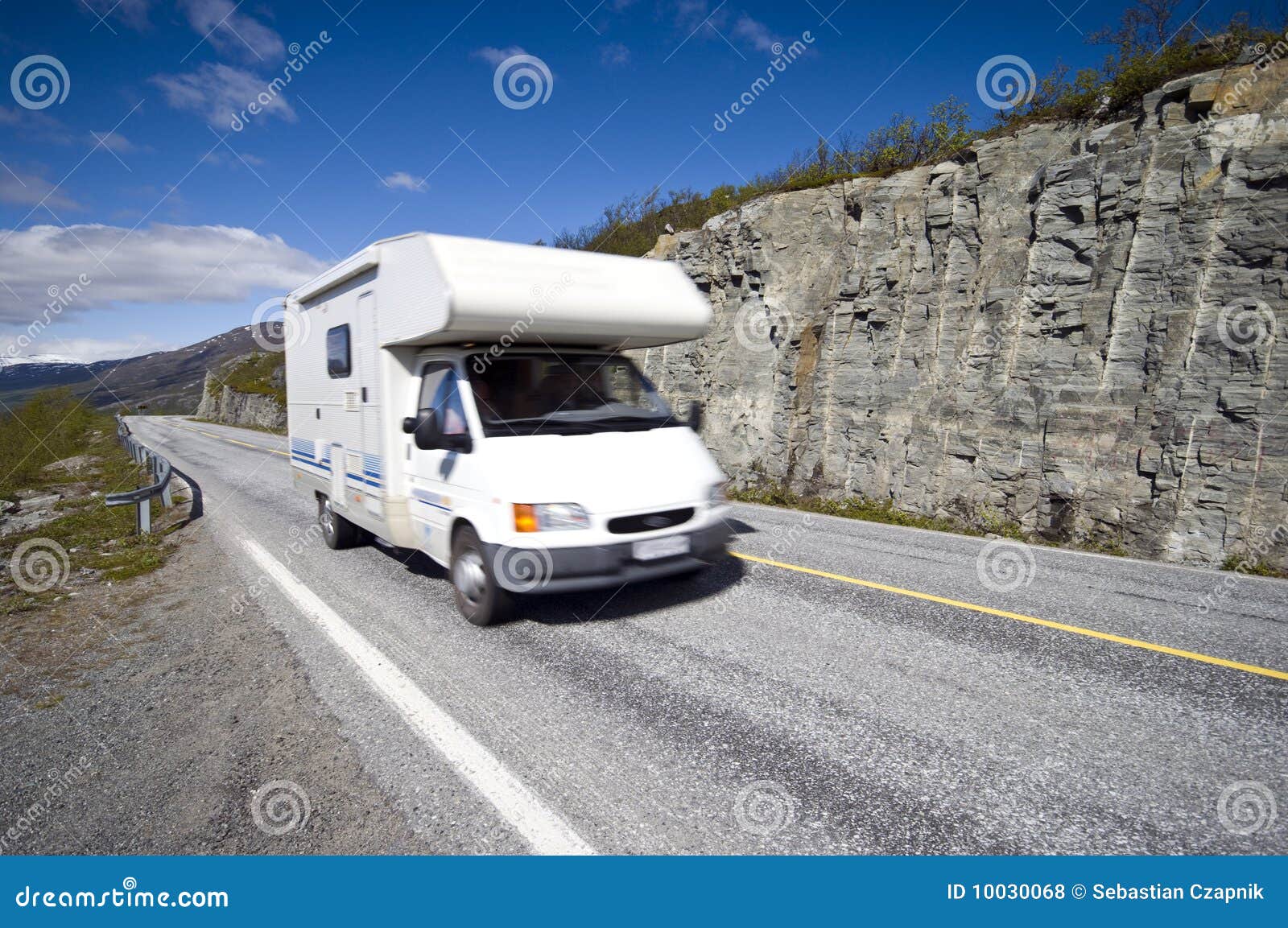 Kampeerauto in Finland stock foto. Image of waarneming - 10030068