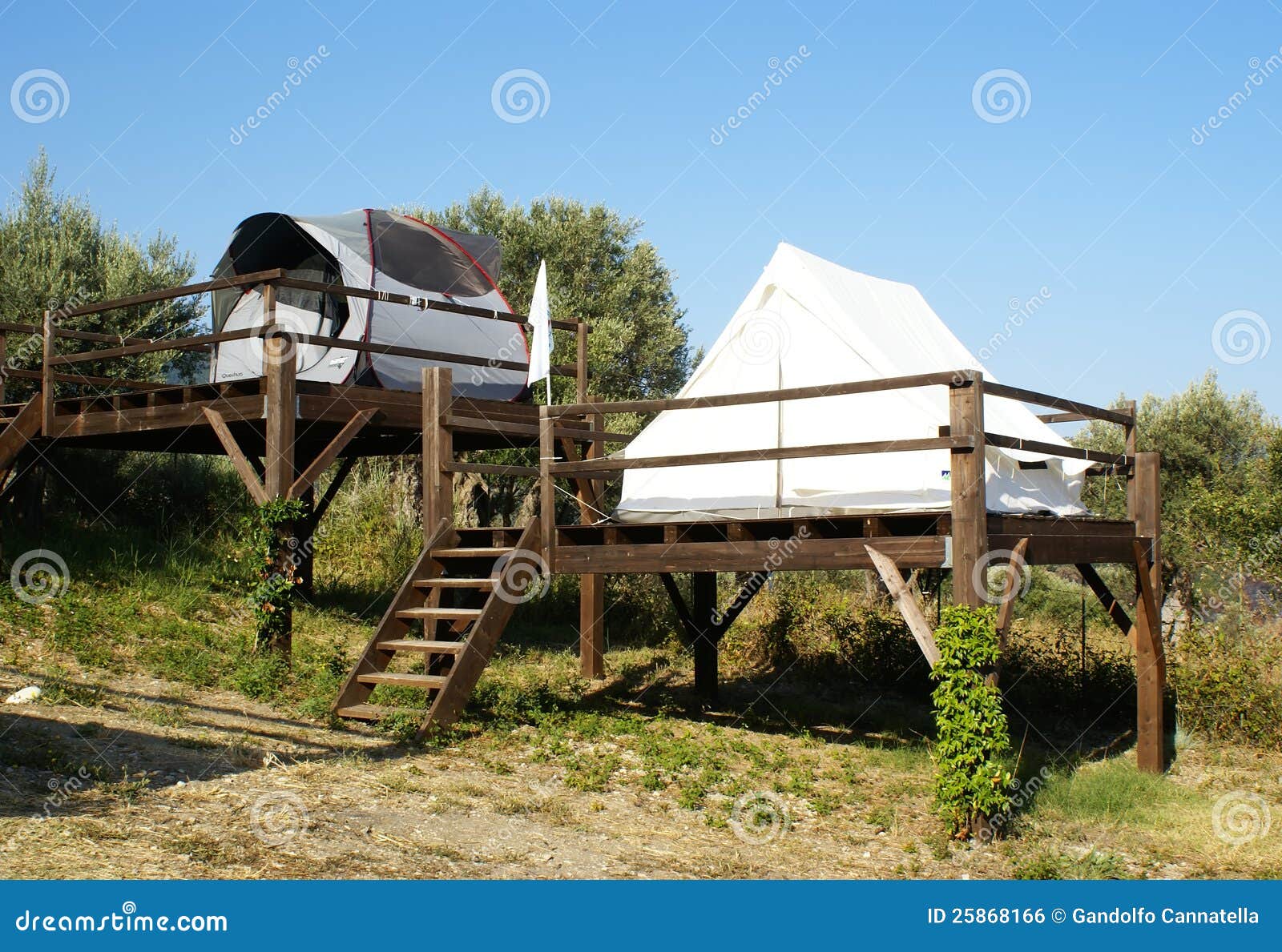 Kampierende Zelte Auf Stelzen Stockfoto - Bild von wiese, segeltuch ...