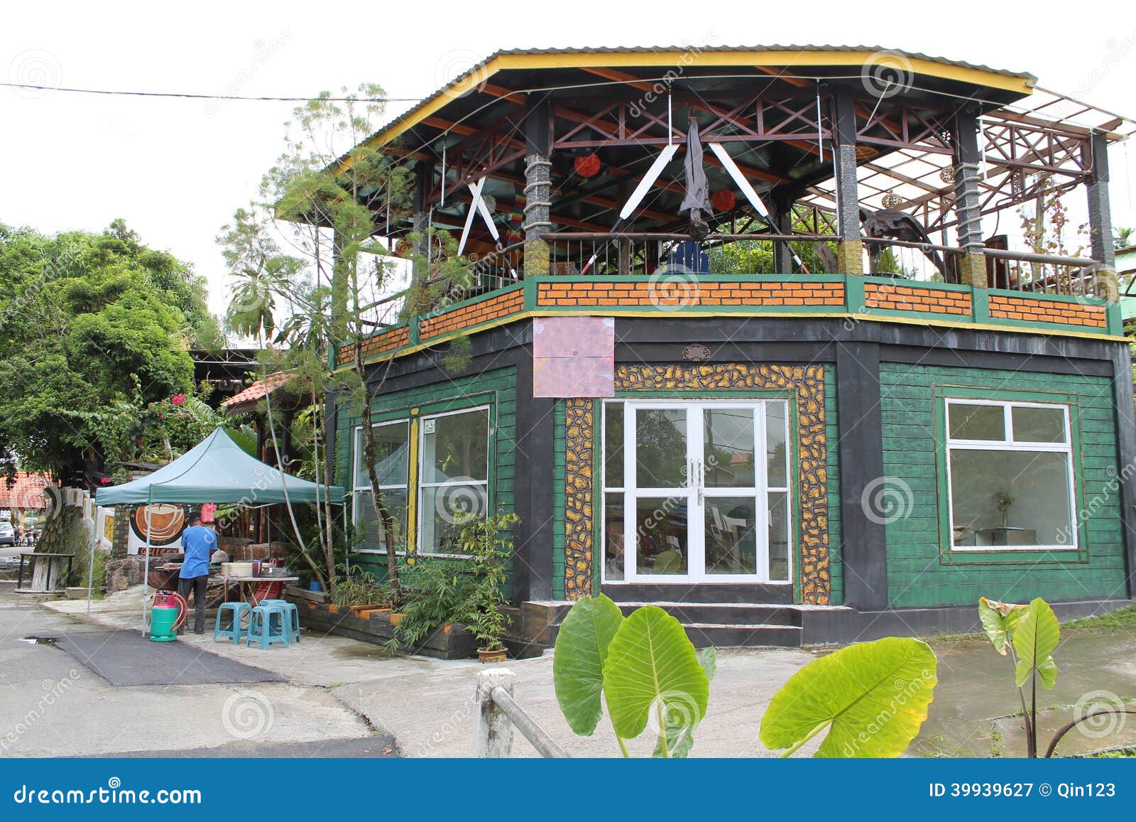 Kampung house and road editorial photography. Image of house - 39939627