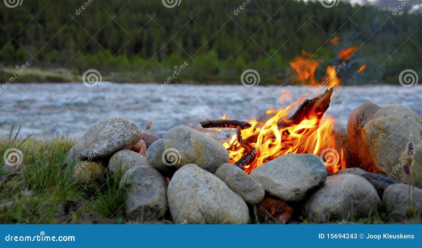 Kampvuur stock afbeelding. Image of helder, haard, groen - 15694243