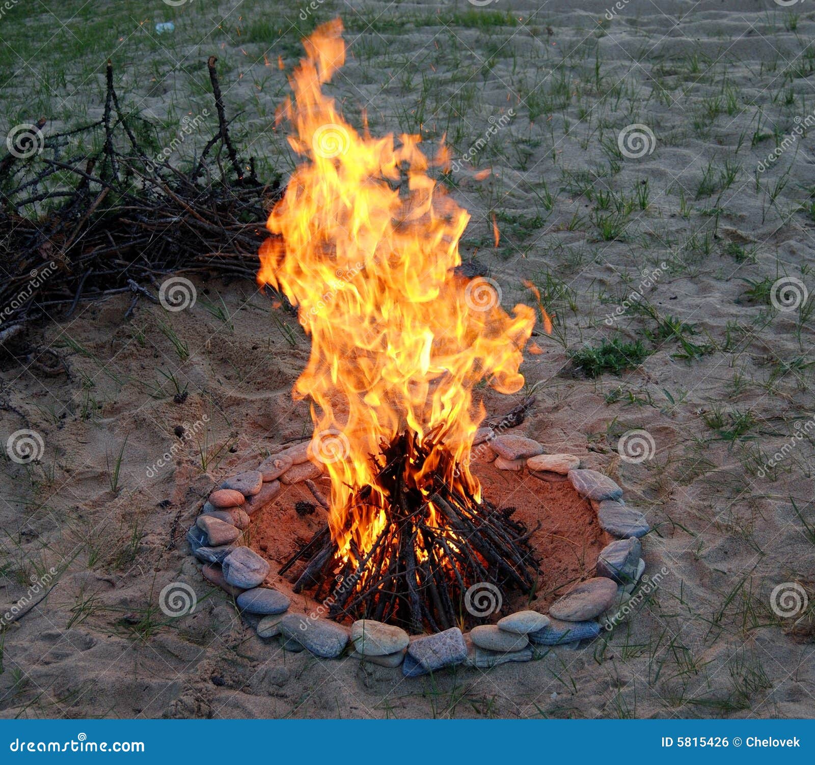 Kampvuur stock foto. Image of zand, ring, smeul, avond - 5815426