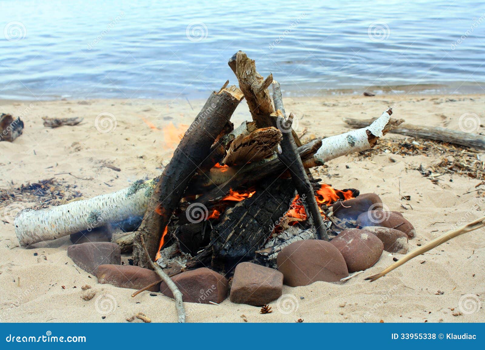 Kampvuur bij het strand stock foto. Image of stenen, buiten - 33955338