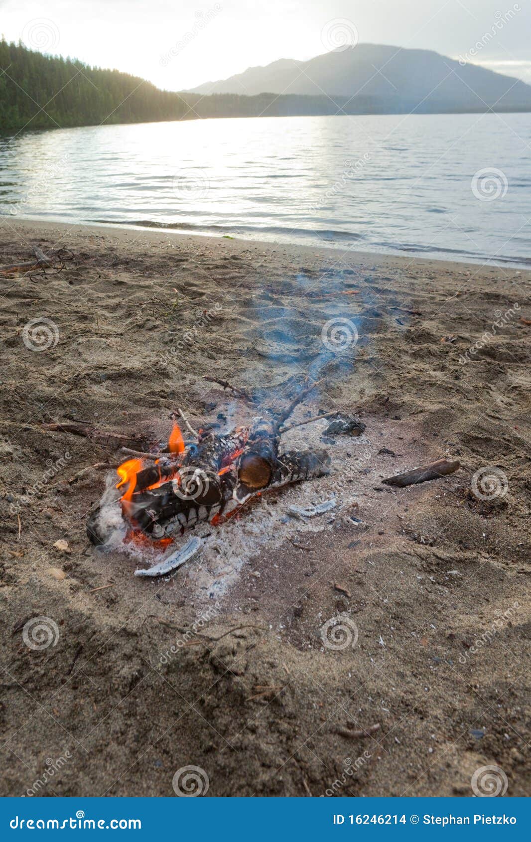 Kampvuur bij strand stock foto. Image of picknick, steenkolen - 16246214