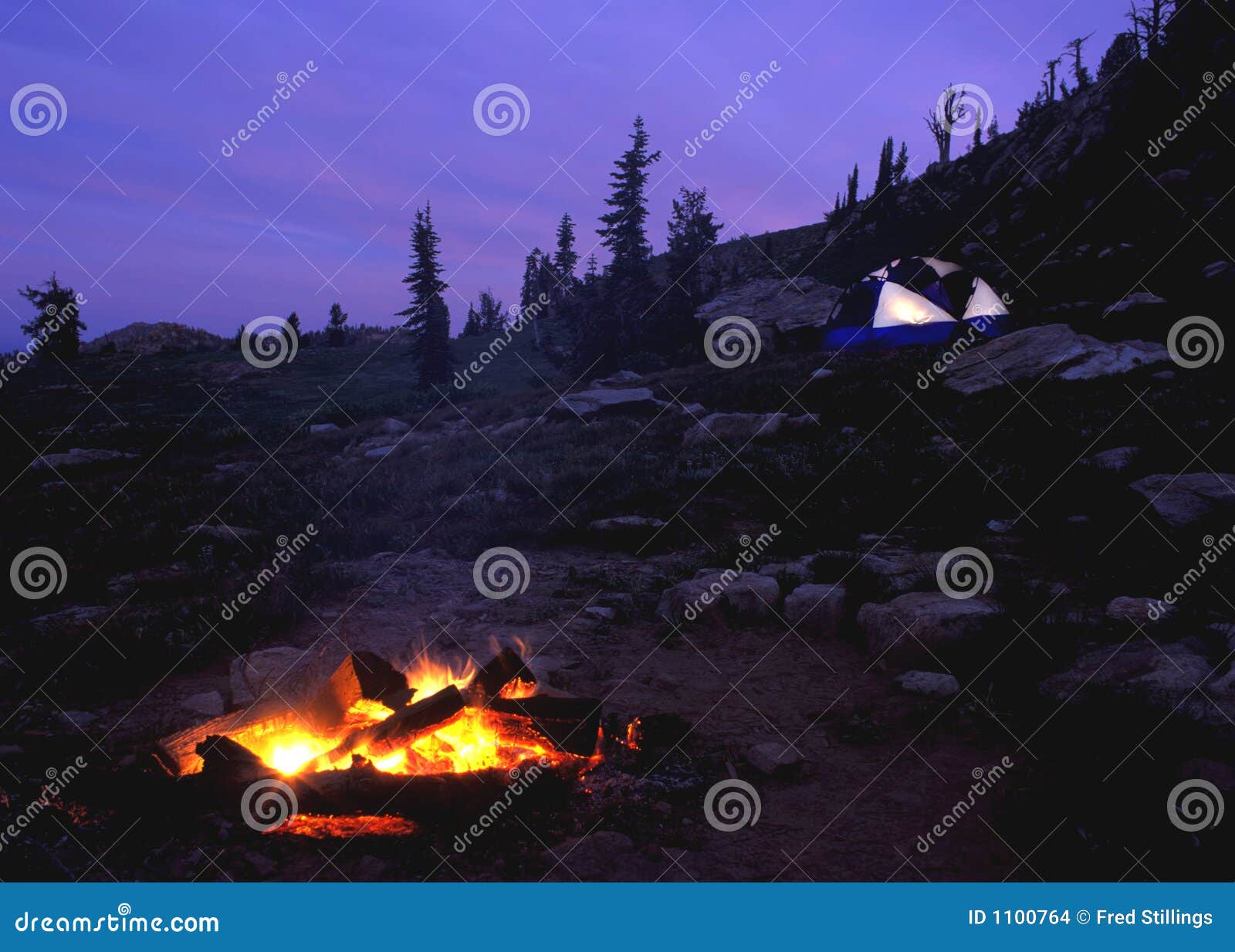 Kampvuur met tent stock foto. Image of genaturaliseerd - 1100764