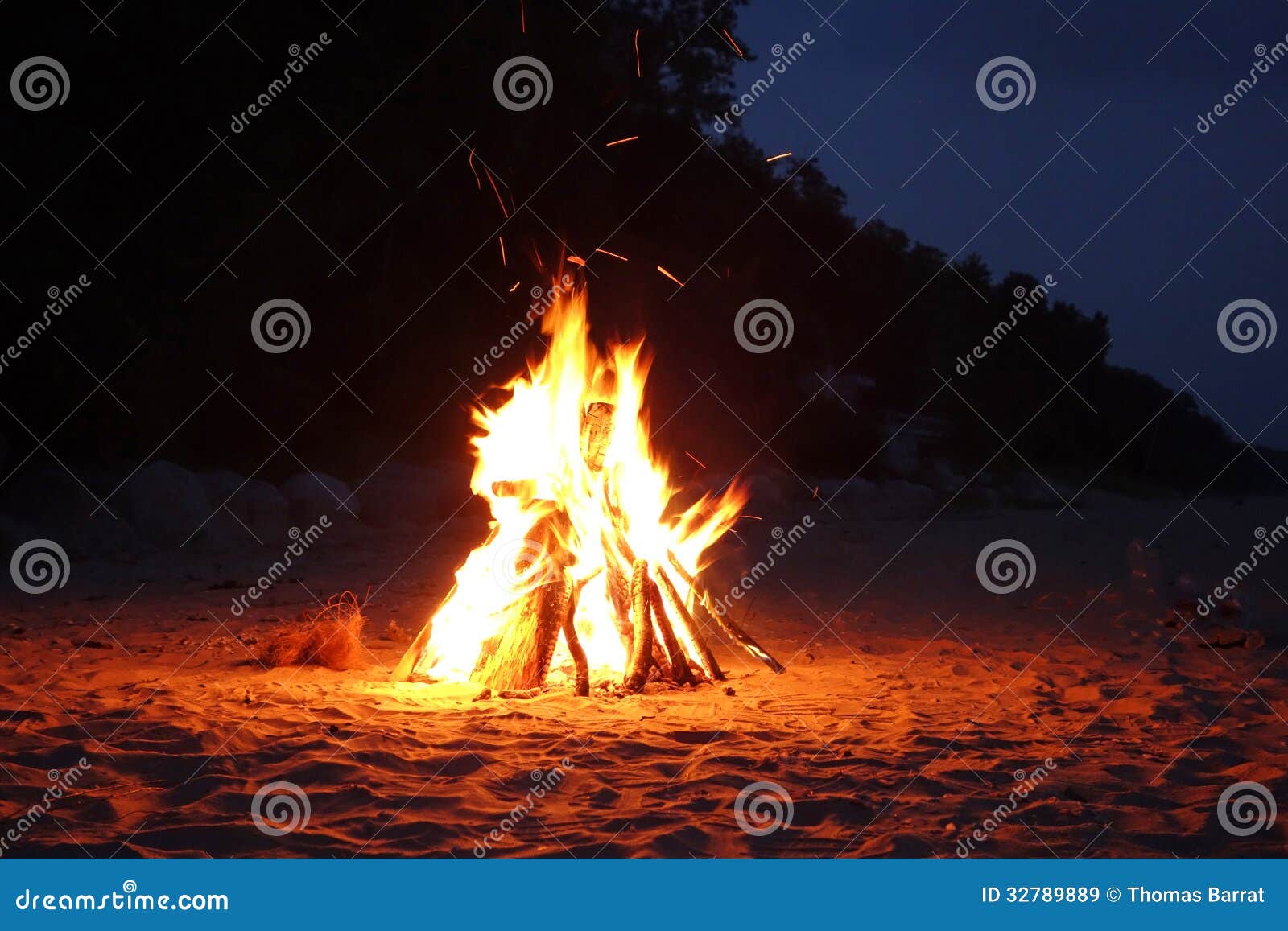 Kampvuur op het strand stock afbeelding. Image of vlam - 32789889