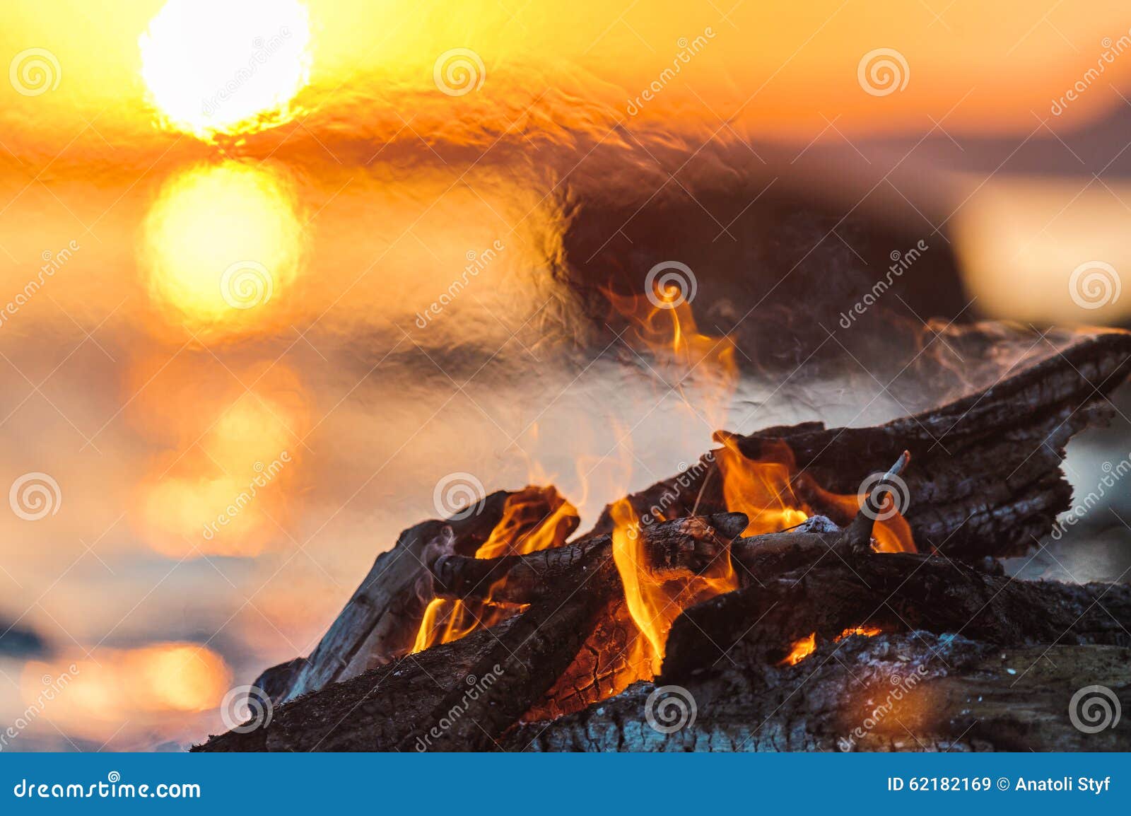 Kampvuur op het strand stock afbeelding. Image of flauwekul - 62182169