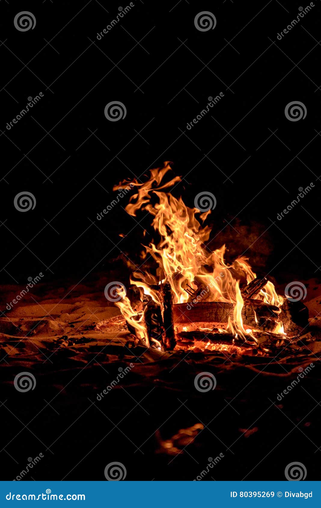Kampvuur op het strand stock afbeelding. Image of boom - 80395269