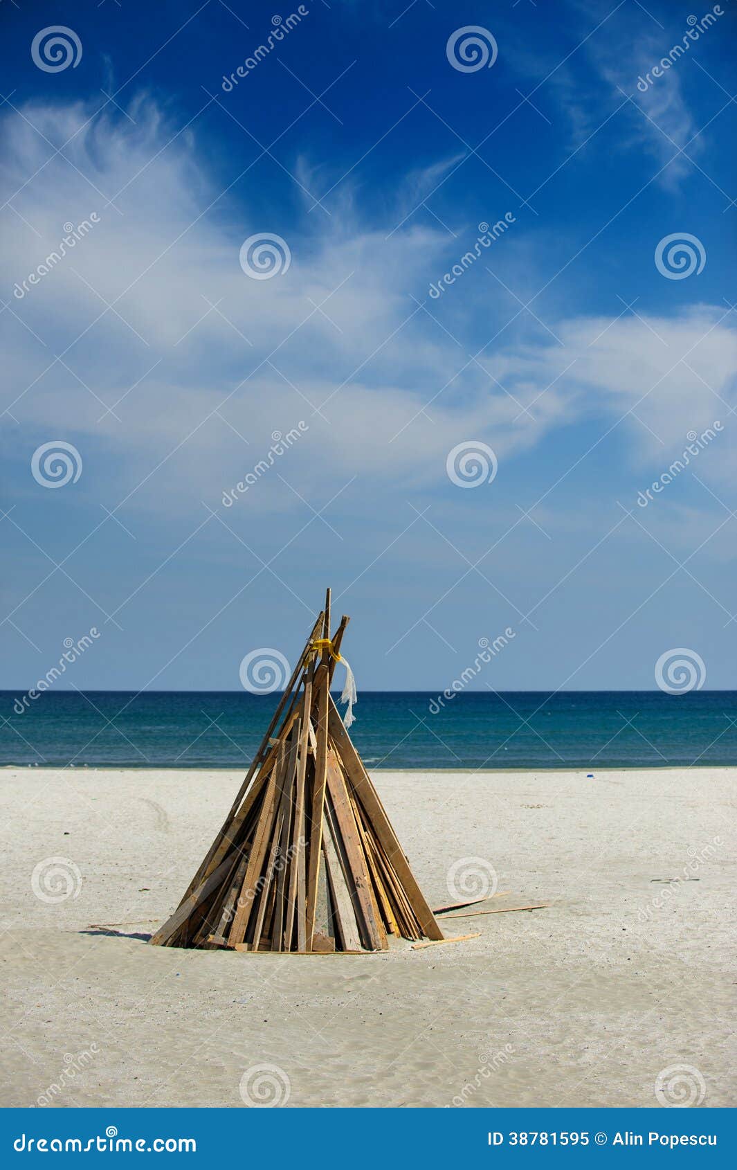 Kampvuur op strand stock afbeelding. Image of viering - 38781595