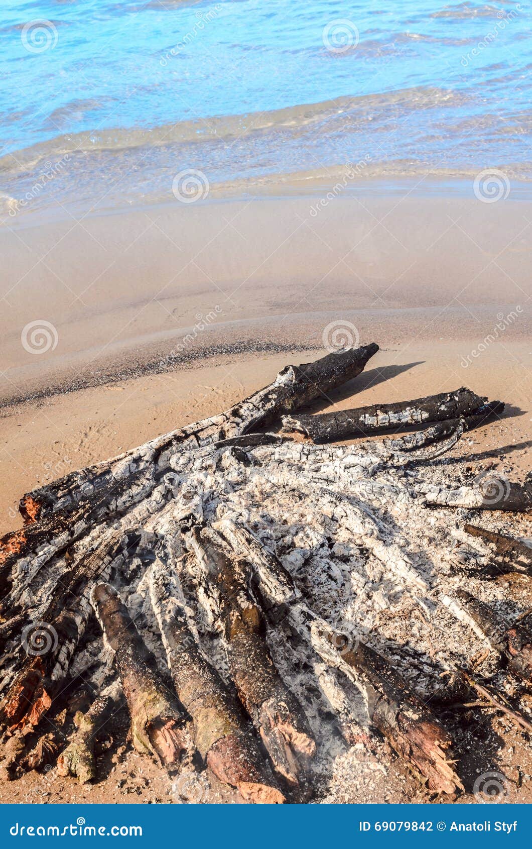 Kampvuur op strand stock foto. Image of openlucht, niemand - 69079842