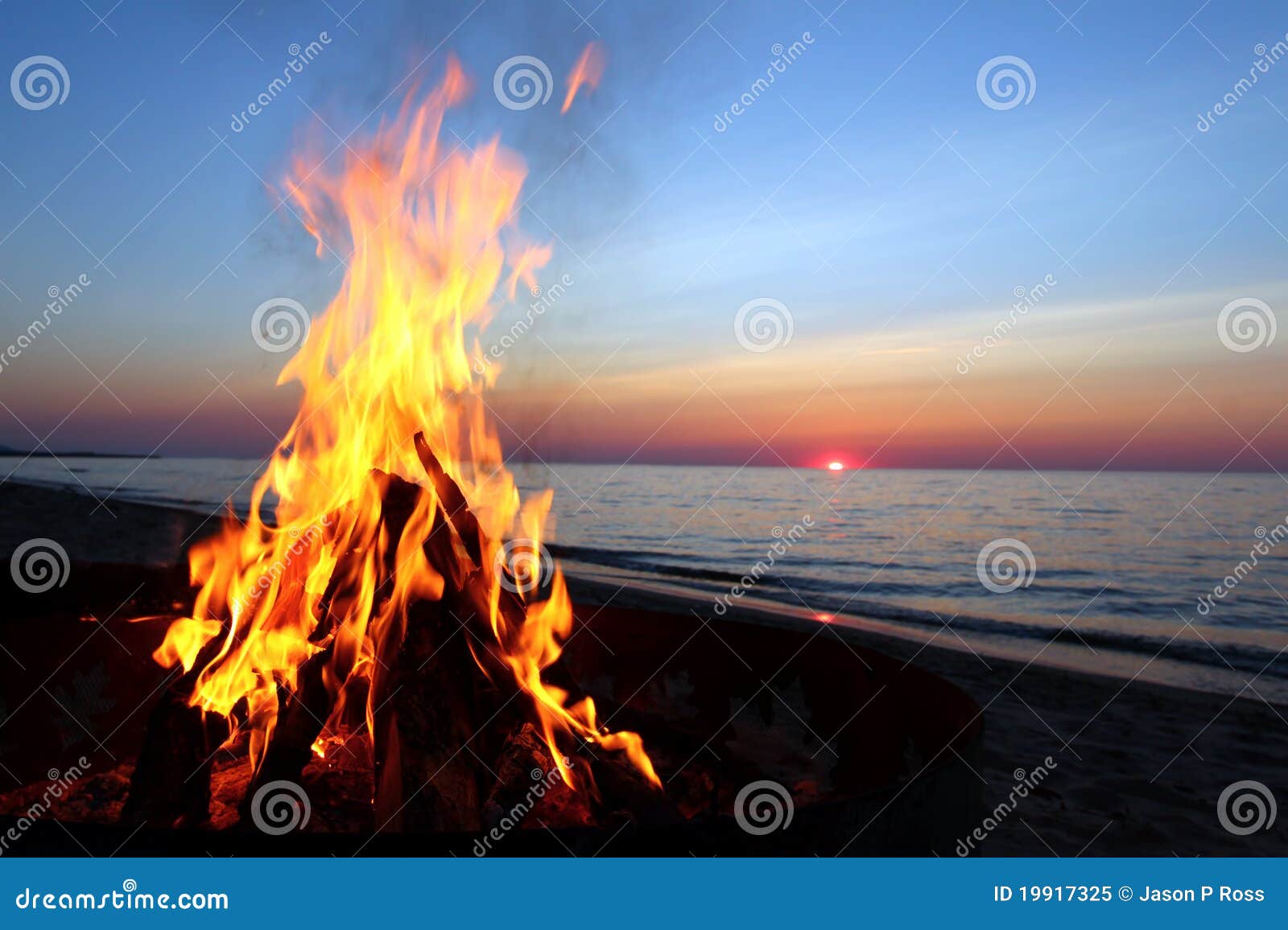 Kampvuur Van Het Strand Van Het Meer Het Superieure Stock Afbeelding ...