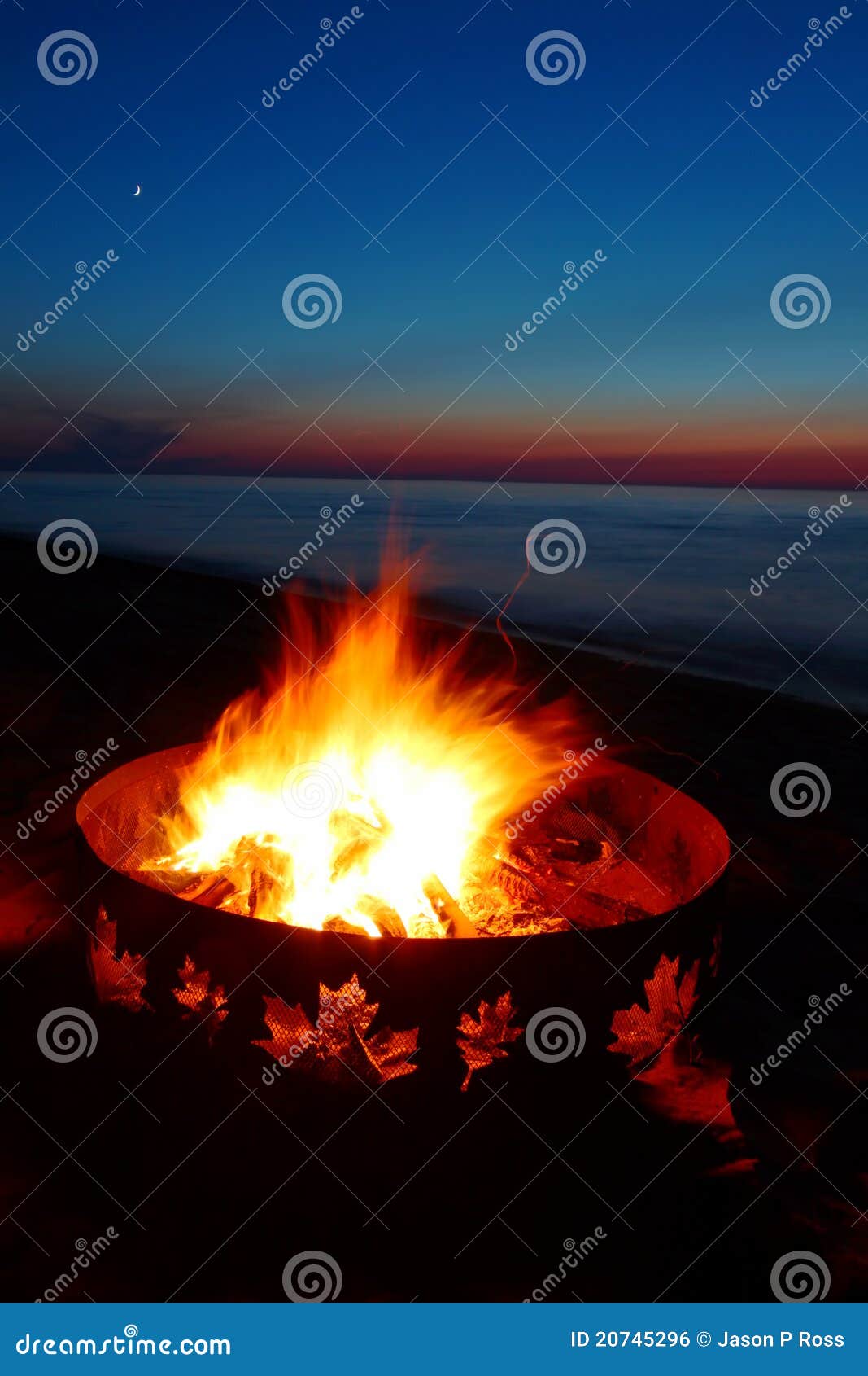 Kampvuur Van Het Strand Van Het Meer Het Superieure Stock Foto - Image ...