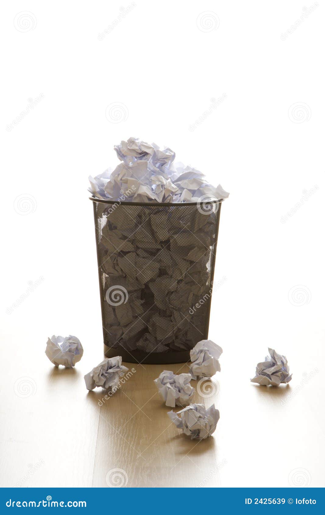 Kan paper avfall fotografering för bildbyråer. Bild av färg - 2425639