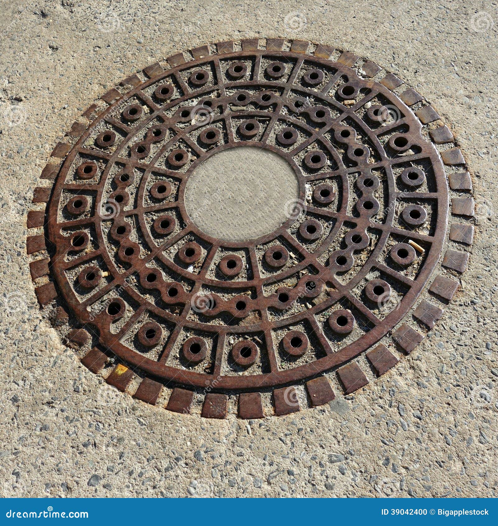 Kanaldeckel stockfoto. Bild von metall, einsteigeloch - 39042400