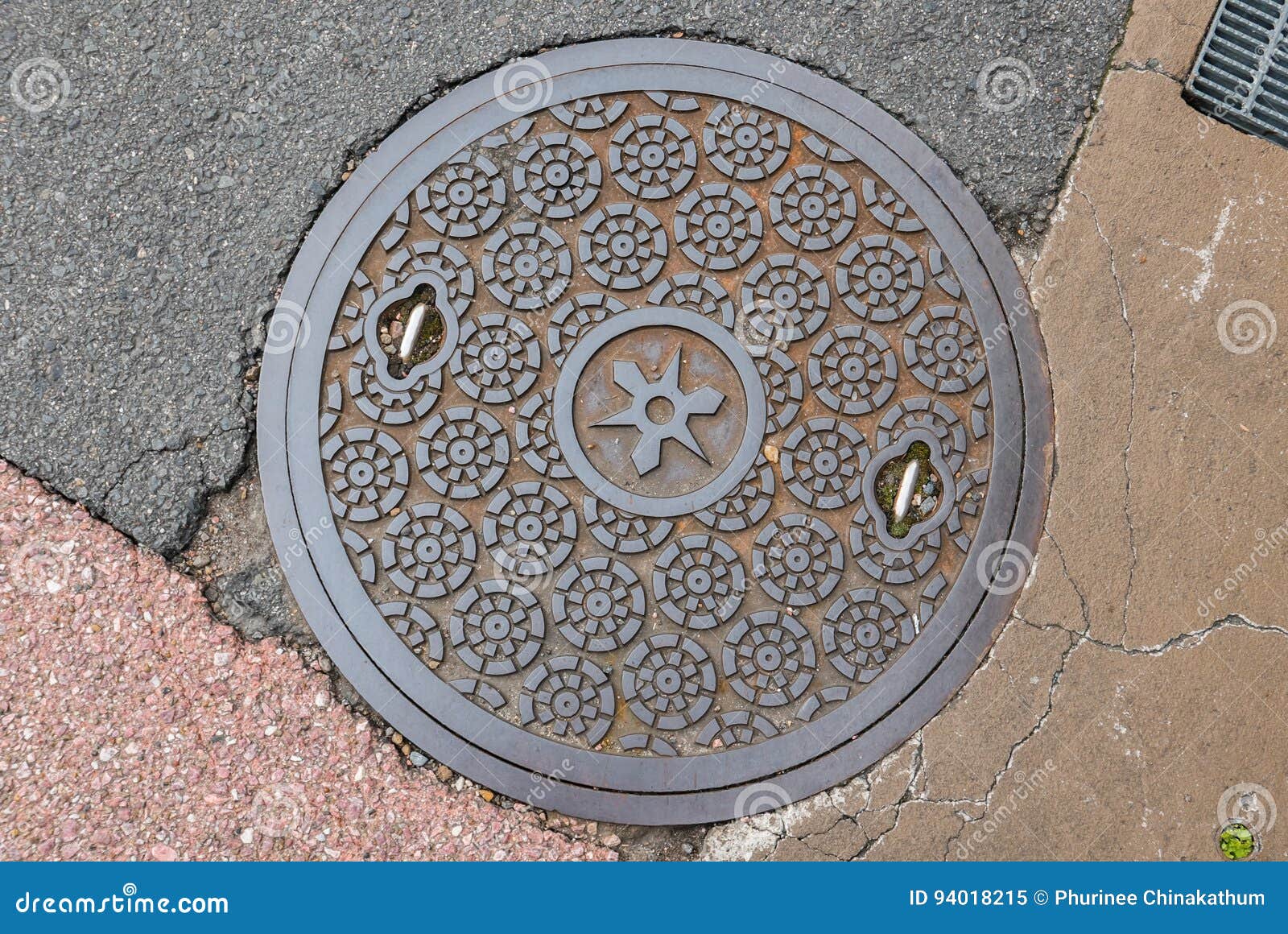 Kanaldeckel am Bambuswald Nahe Arashiyama Redaktionelles Bild - Bild ...