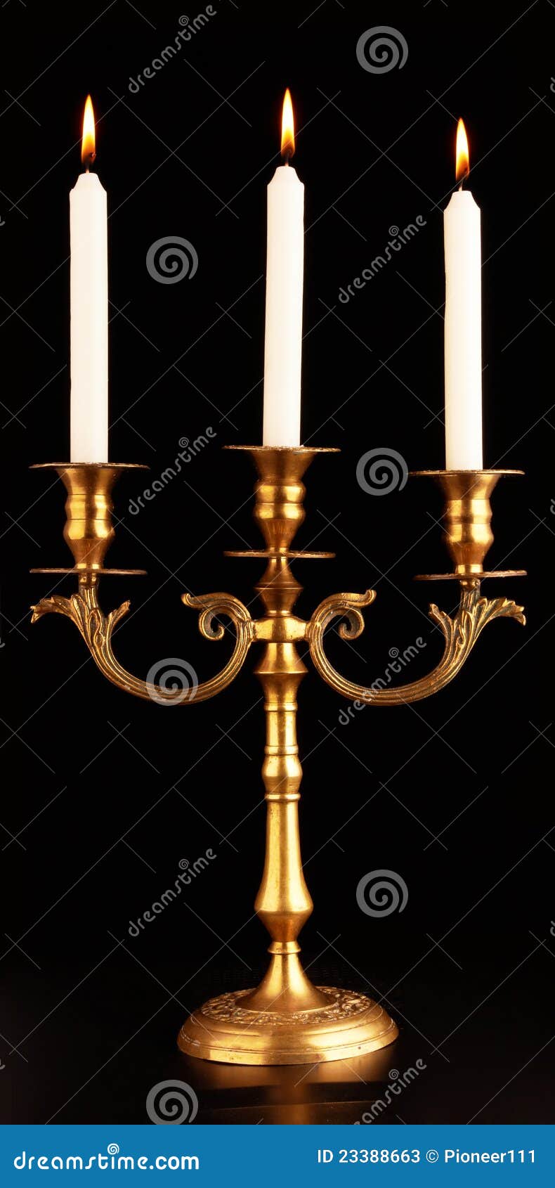 Kandelaar stock afbeelding. Image of straal, geïsoleerd - 23388663