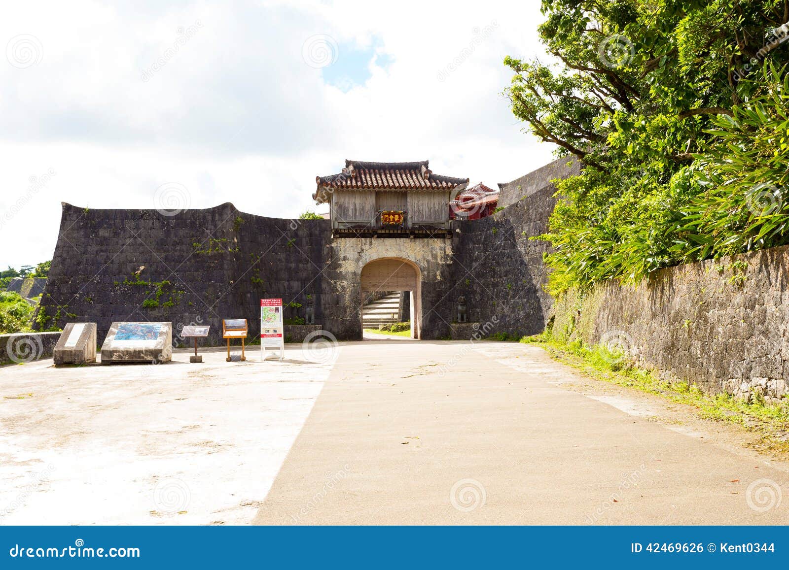 Kankaimon Del Castello Di Shuri, Giappone Fotografia Stock - Immagine ...