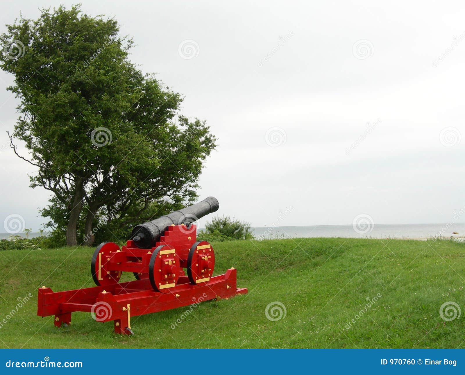 Kanon stock foto. Image of denemarken, kanon, groen, gras - 970760