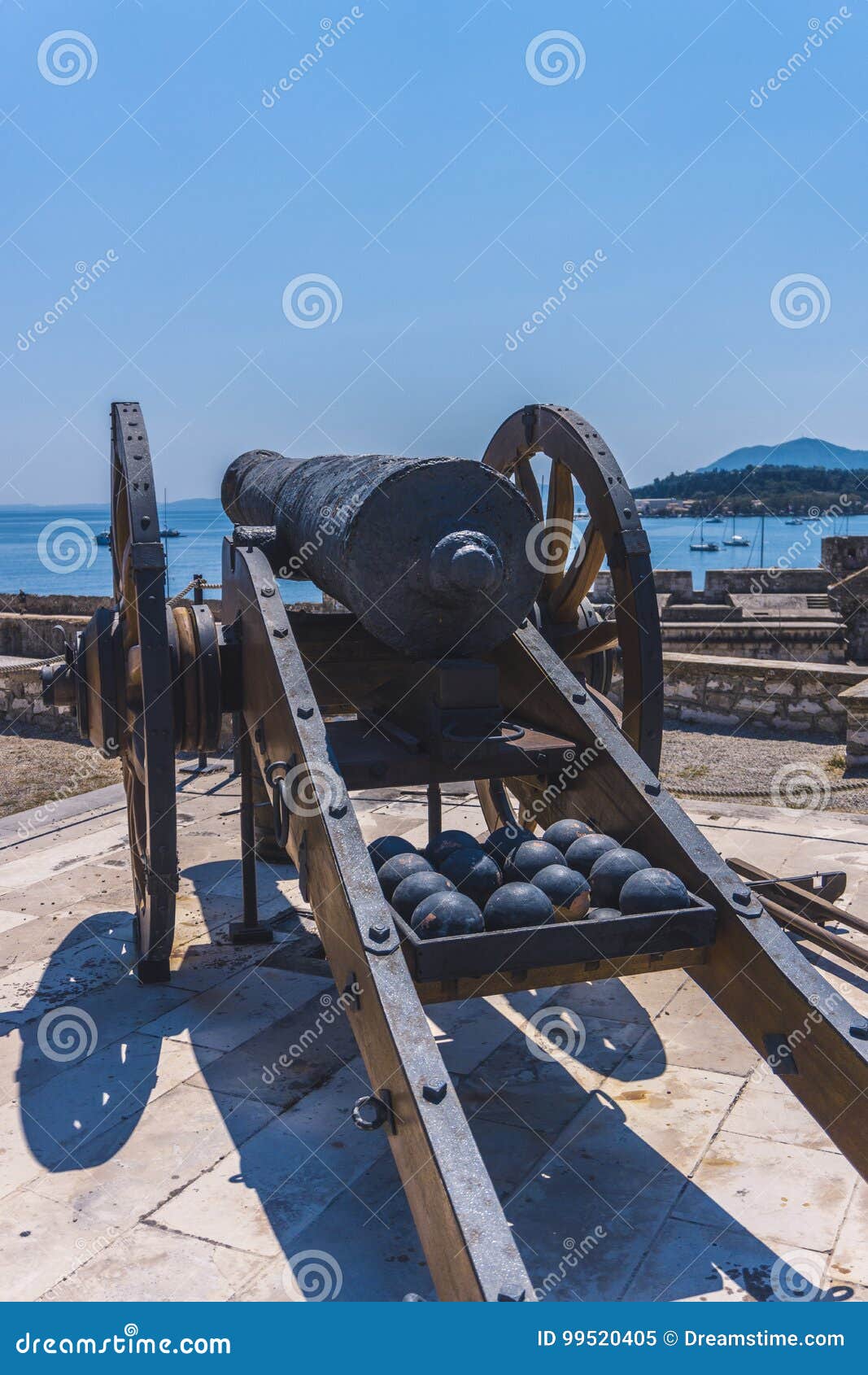 Kanon stock afbeelding. Image of reis, zomer, licht, stad - 99520405