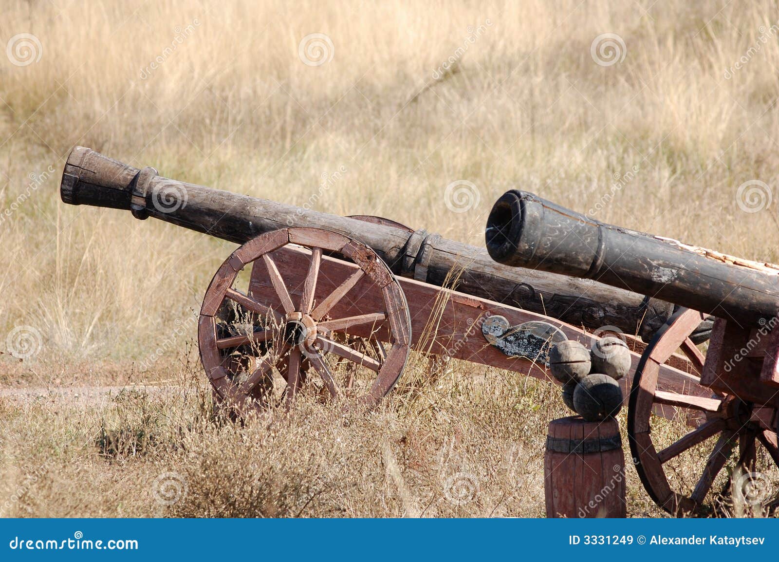 Kanonen der alten Art stockbild. Bild von gefahr, kampf - 3331249