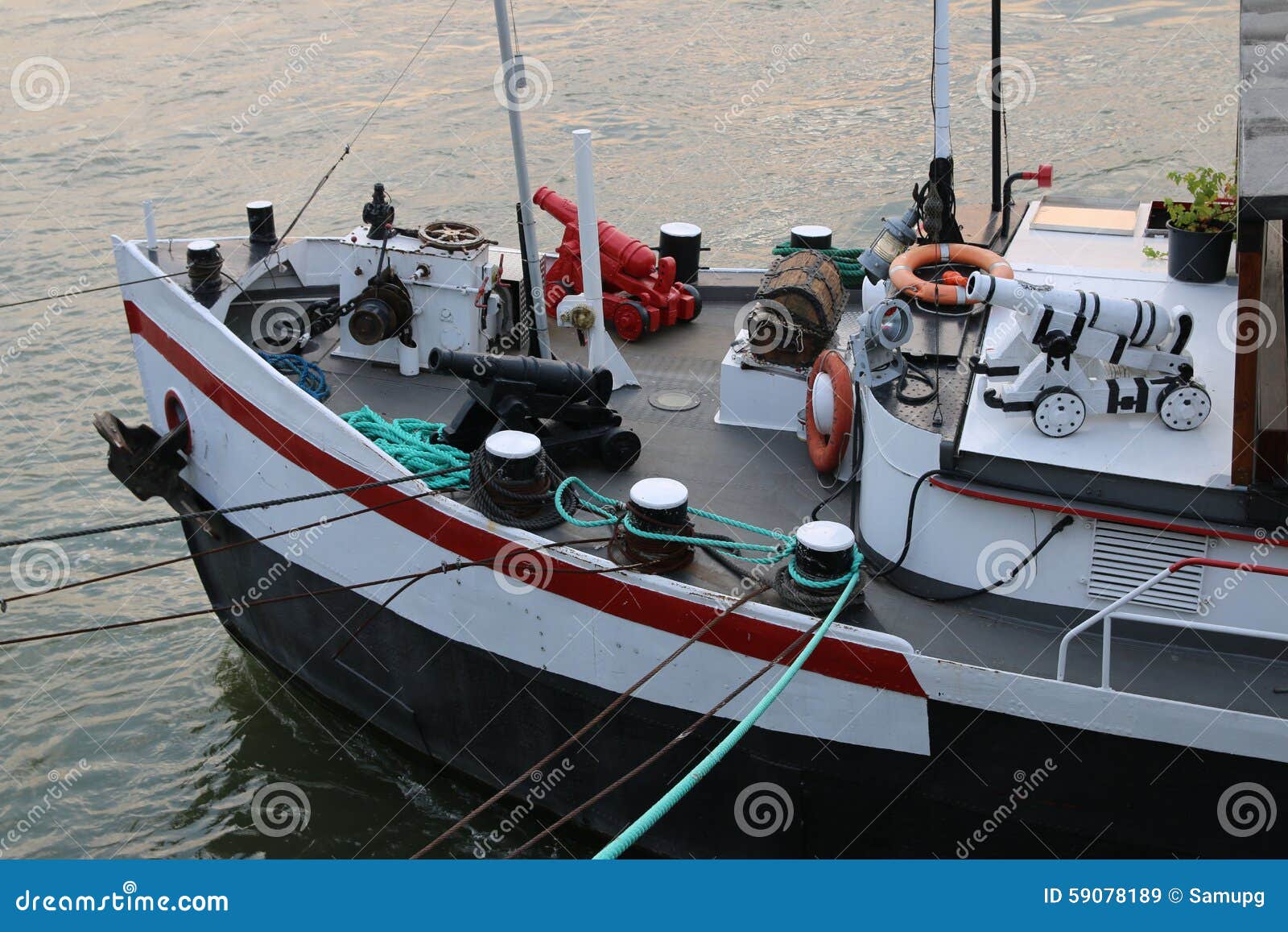 Kanonnen Op De Boeg Van Een Boot Stock Afbeelding - Image of leven ...